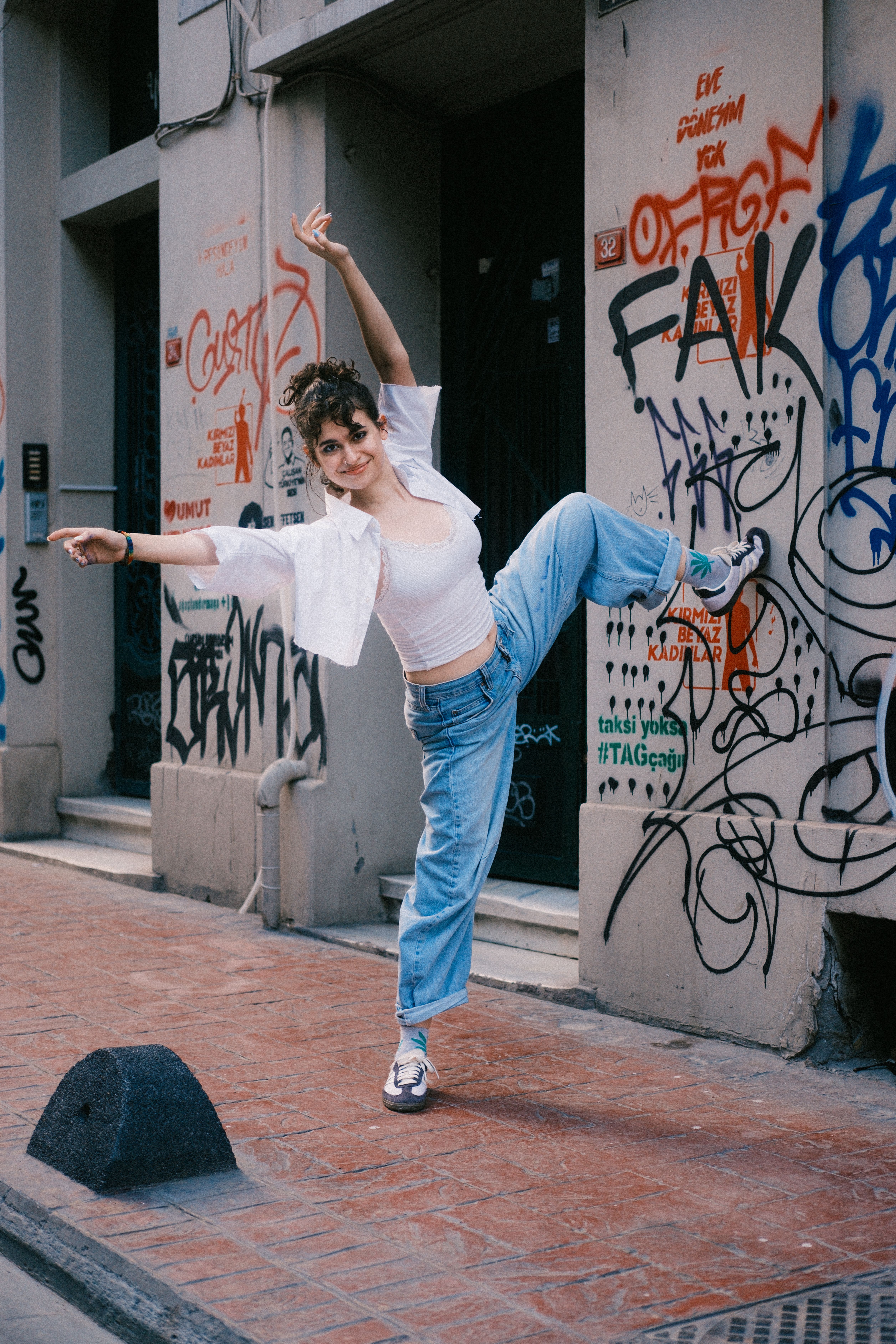 Expressive Dance Pose in Urban Alleyway · Free Stock Photo