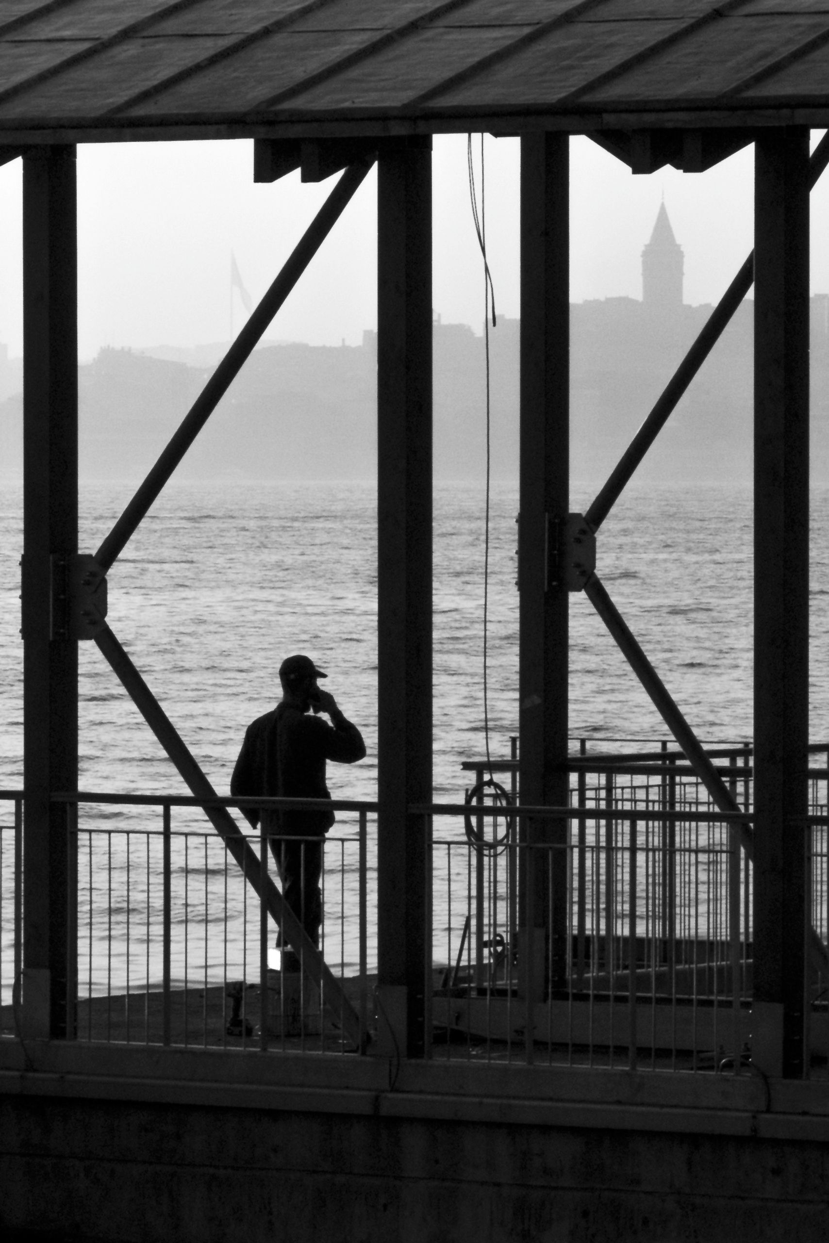 Silhouette D'homme Sur La Jetée En Bord De Mer Au Crépuscule · Photo ...