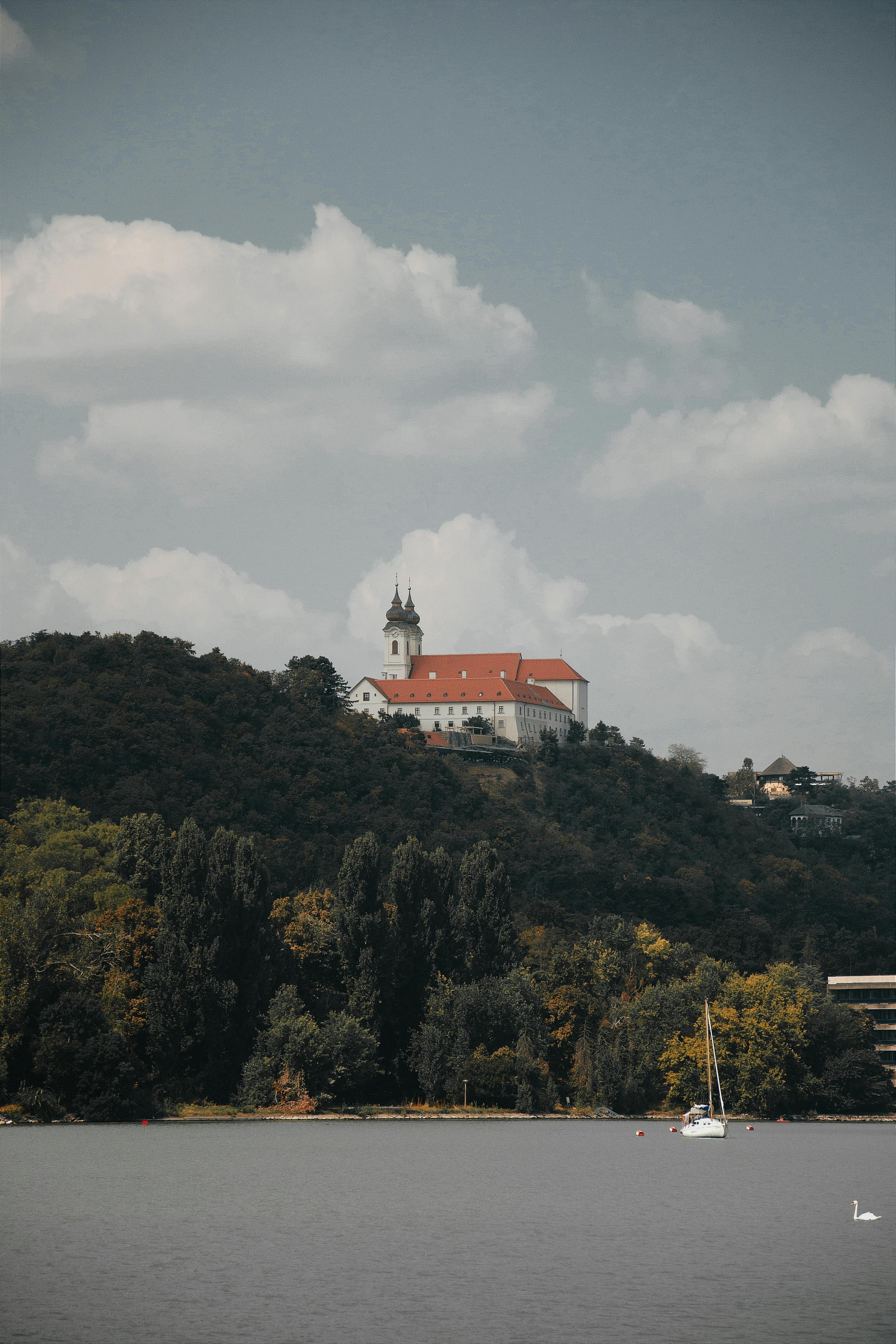 Festői Kilátás A Kolostorra A Magyar Tóról · Ingyenes stockfotó