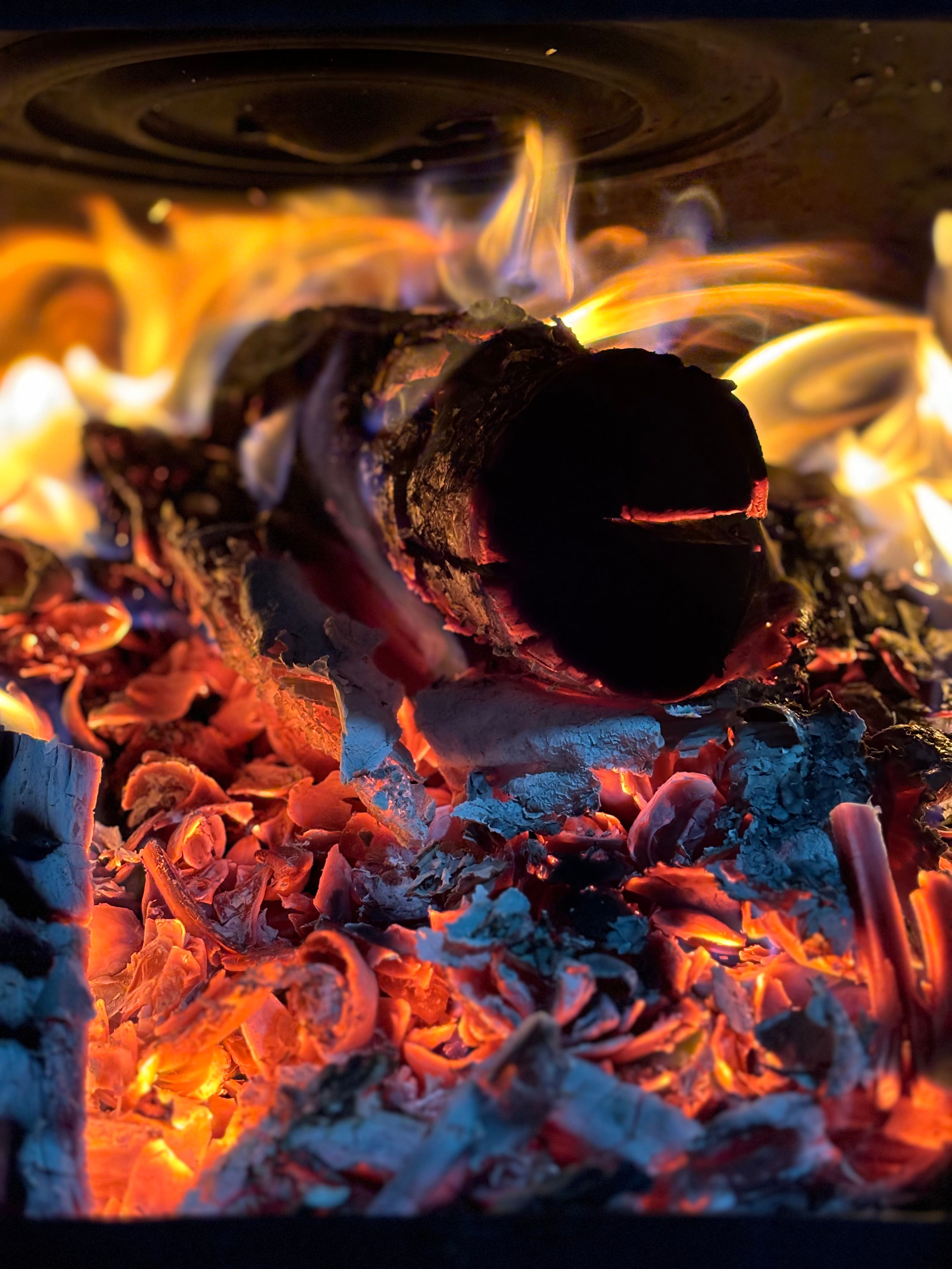 Vista De Cerca De Madera Ardiendo Y Brasas · Foto de stock gratuita