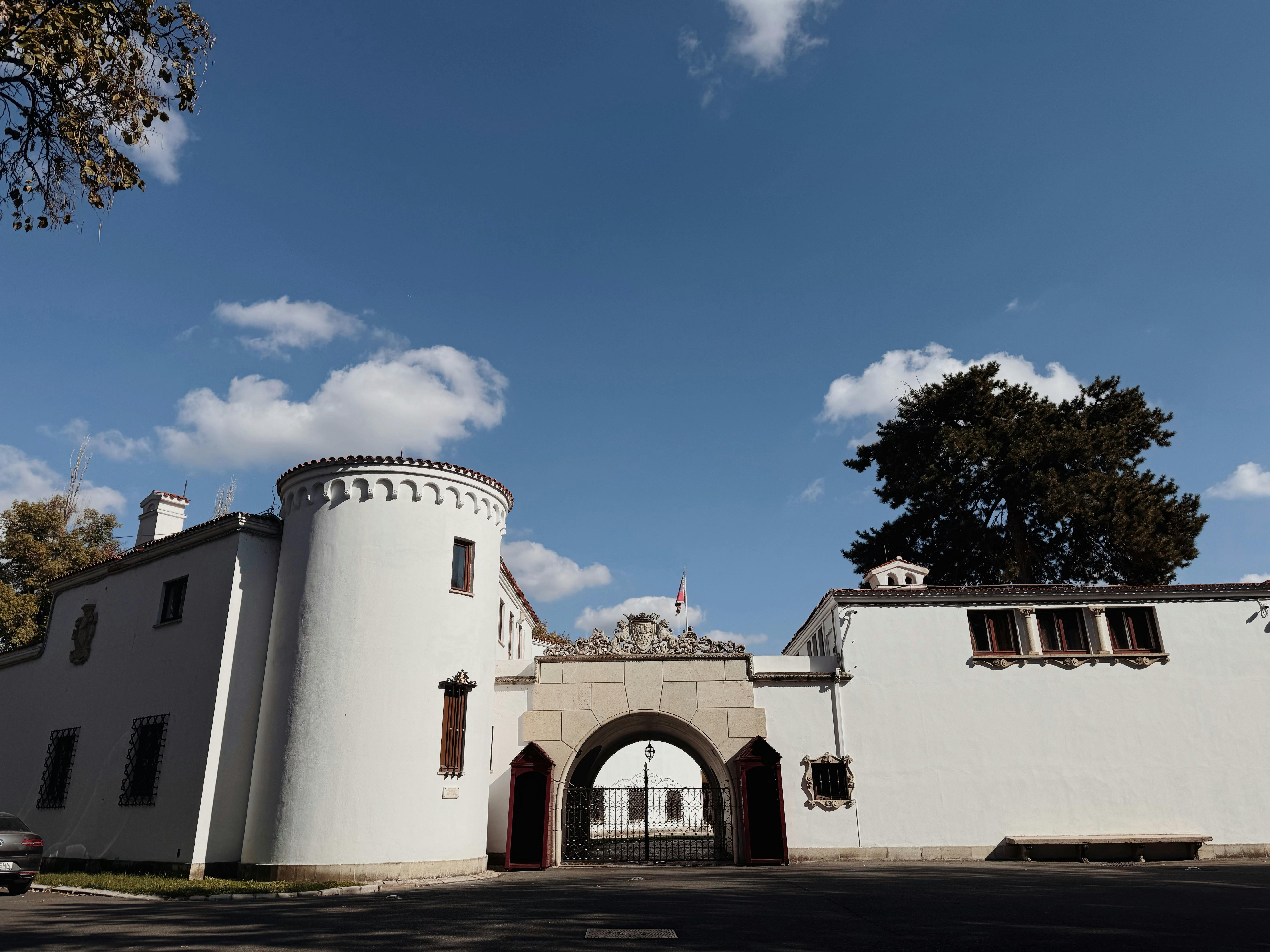 Historic White Building with Archway Entrance · Free Stock Photo