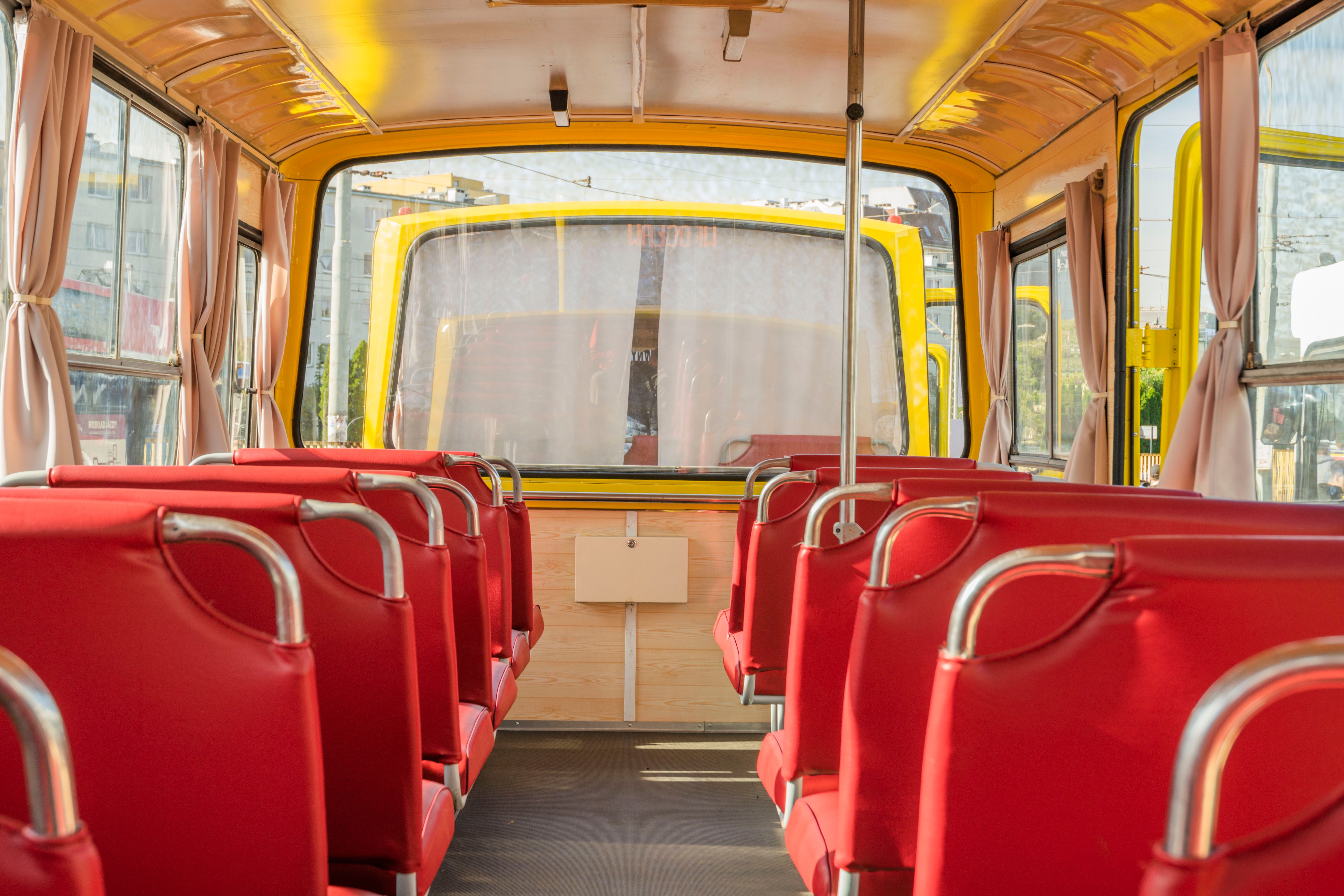 Interior De Un Autobús Amarillo Con Asientos Rojos En Wrocław · Foto de ...