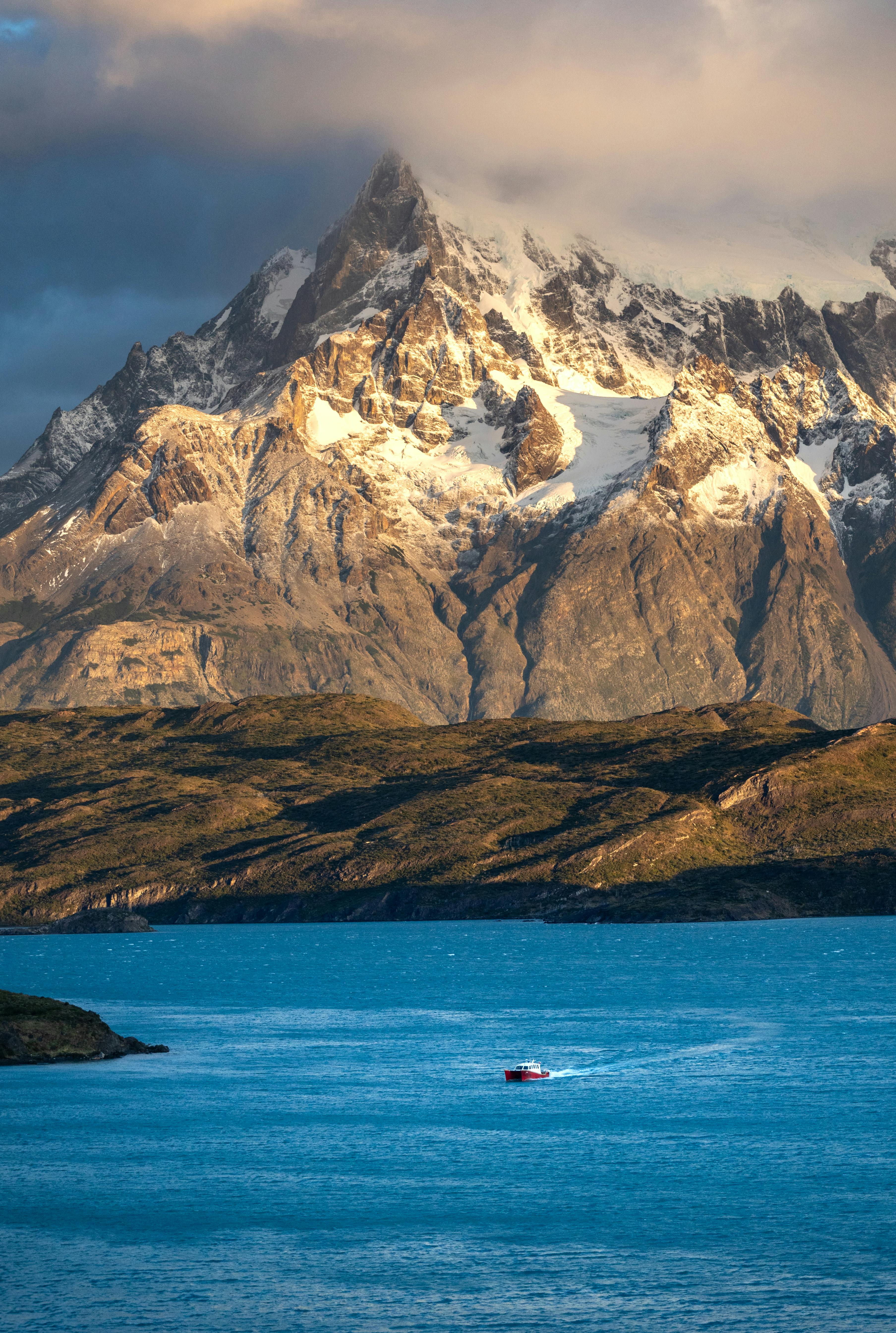Lago Sereno Com Cenário De Montanhas Majestosas No Chile · Foto ...