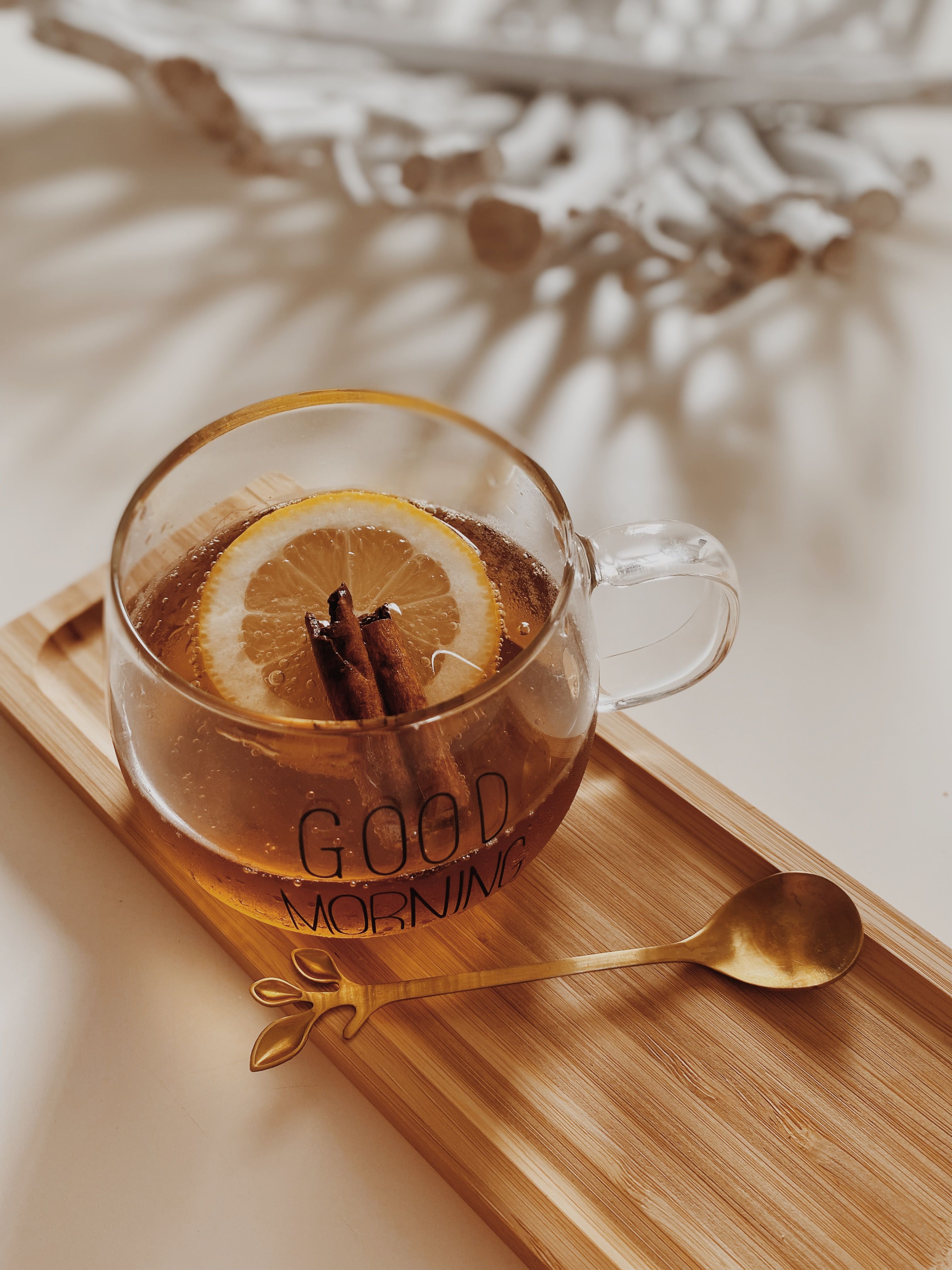 Segelas Teh Hangat Dengan Lemon Dan Kayu Manis Di Nampan · Foto Stok Gratis