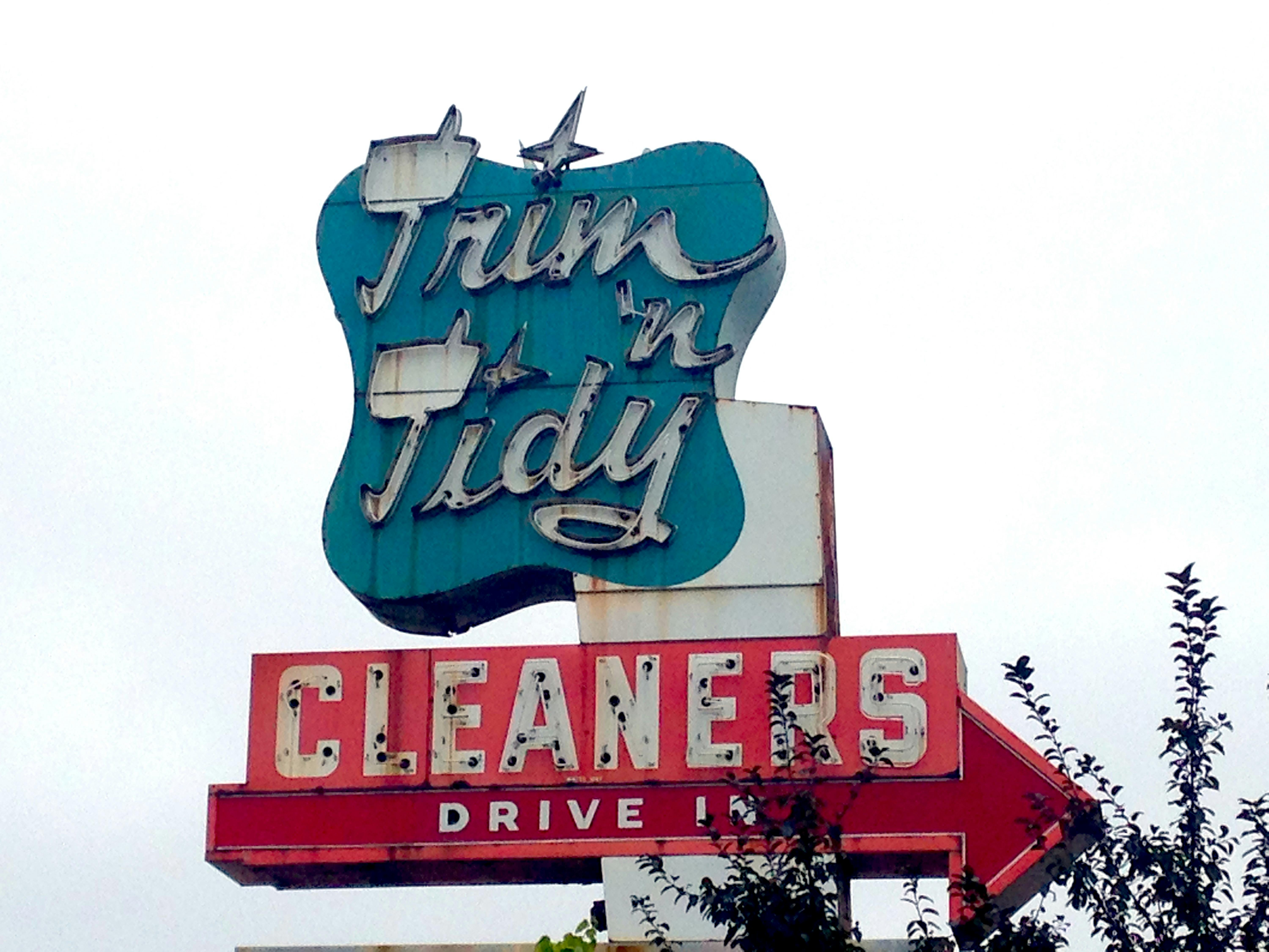 Vintage Trim 'n Tidy Cleaners Neon Sign Outdoors · Free Stock Photo