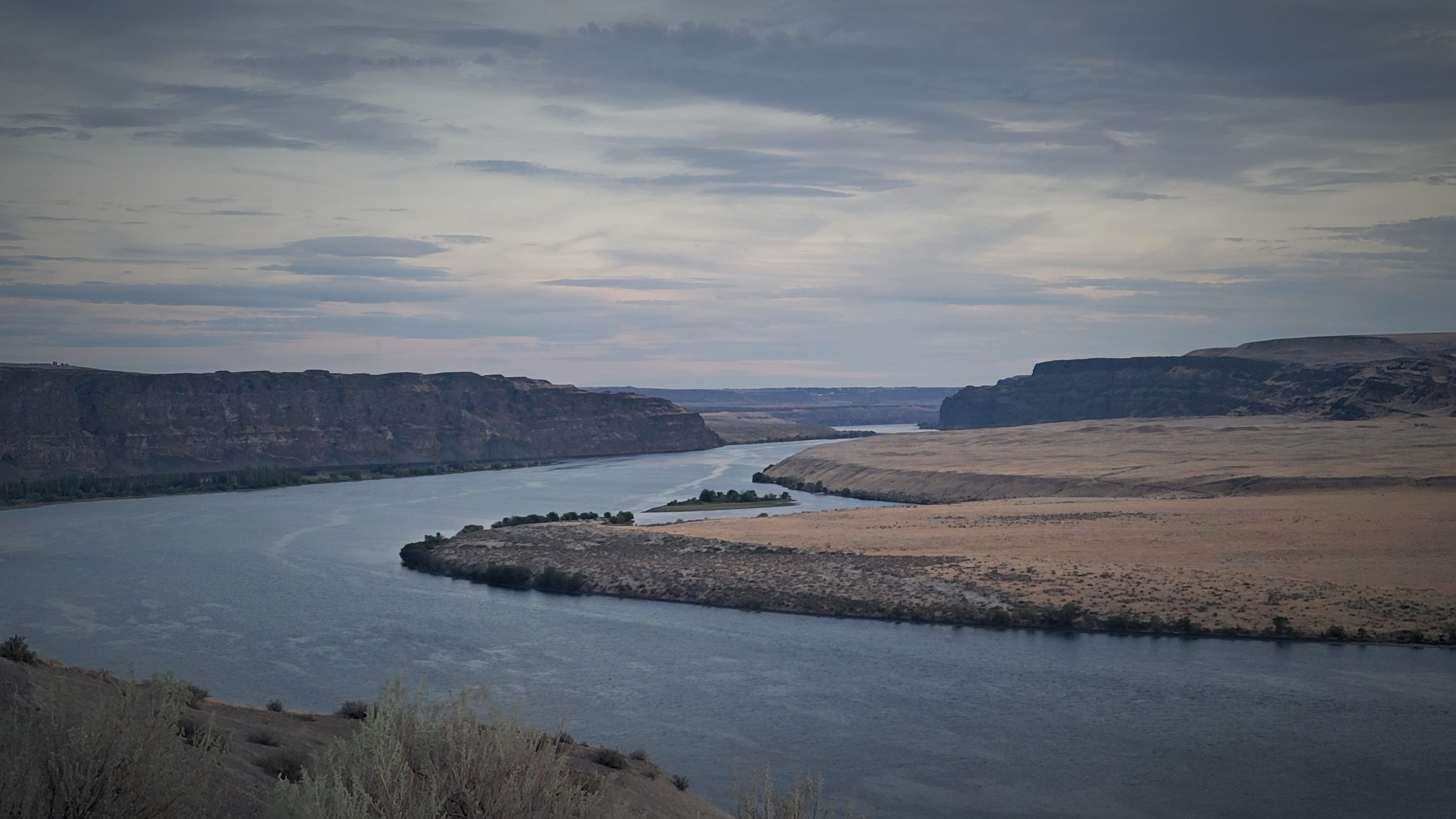 Scenic River View with Dramatic Cliffs · Free Stock Photo