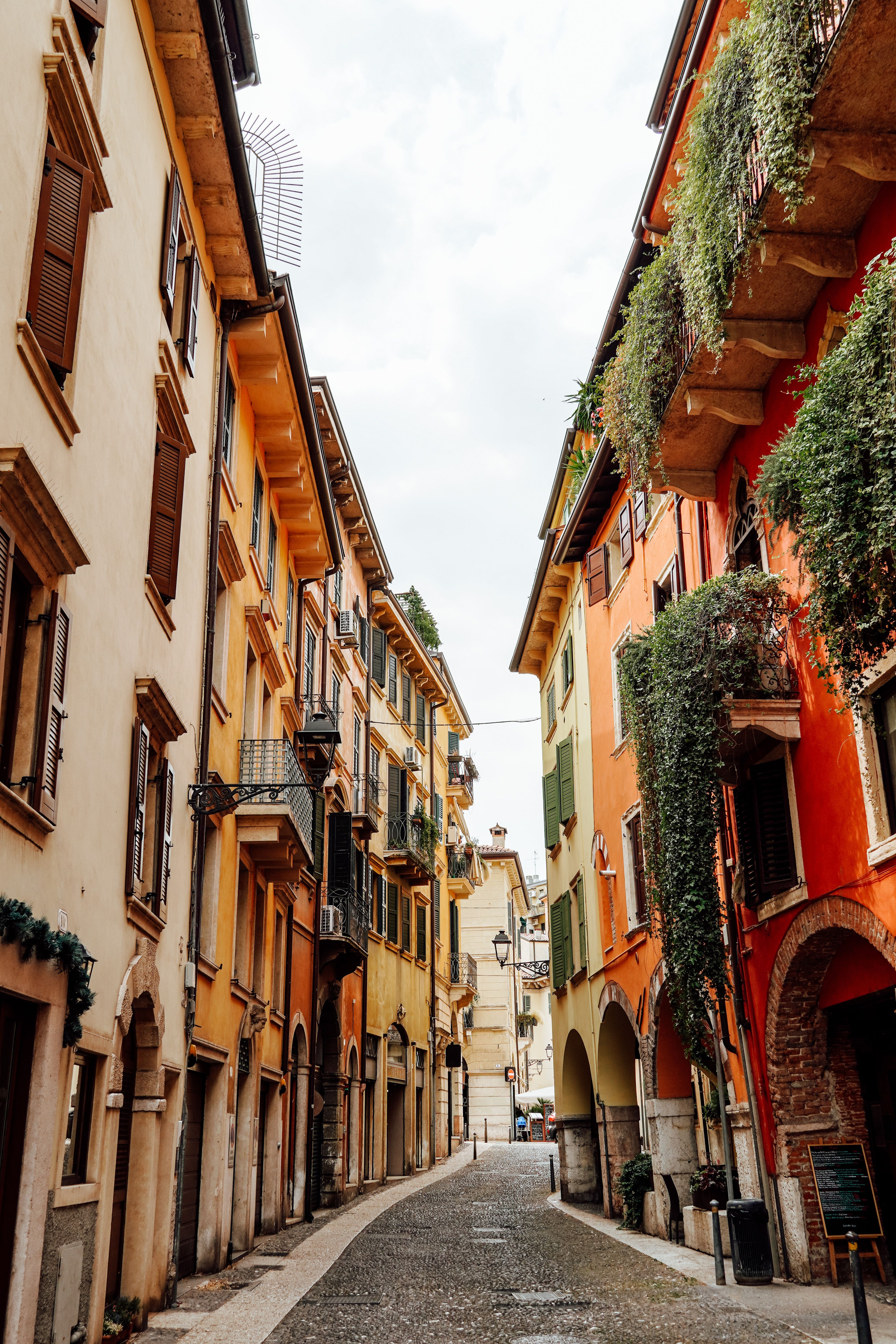 Charming Italian Alleyway with Vibrant Architecture · Free Stock Photo