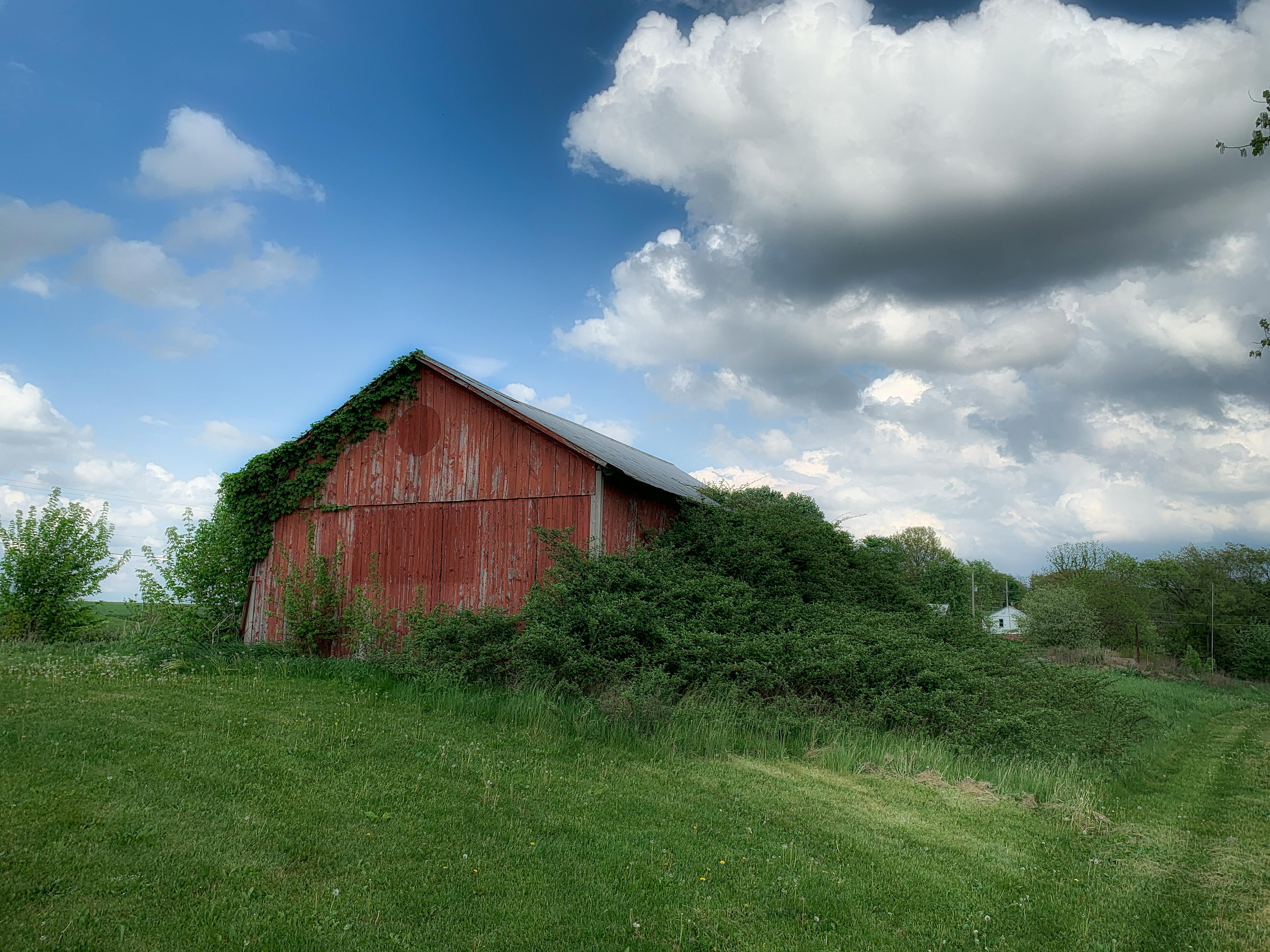 Rustic Red Barn in Smithville, Ohio Countryside · Free Stock Photo
