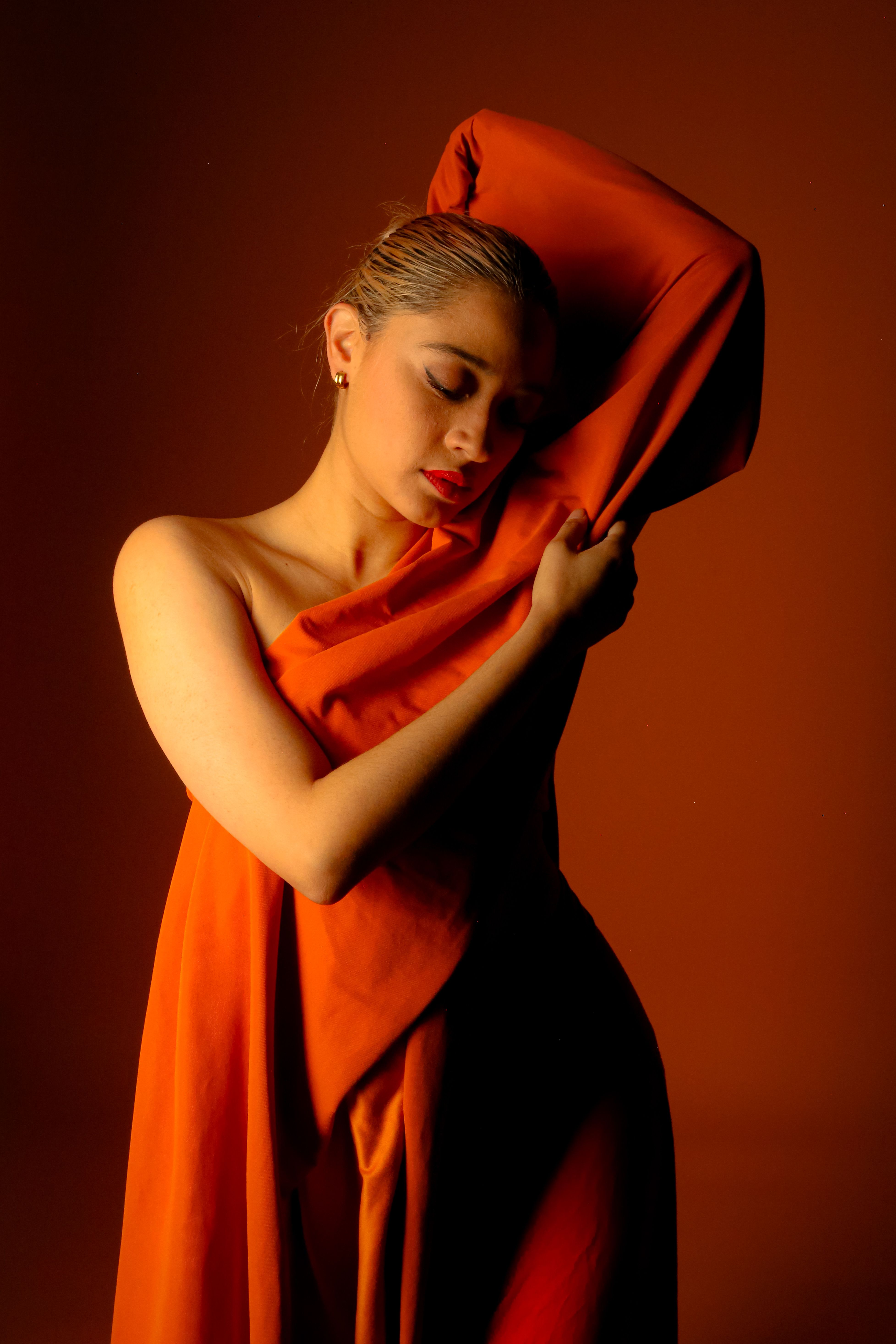 Portrait Artistique D'une Femme Dans Une Pose élégante · Photo gratuite