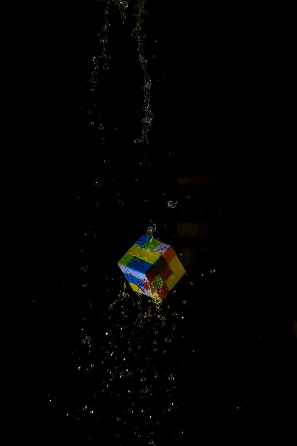 Cubo De Rubik Colorido Salpicado De Agua · Foto de stock gratuita Cubo De Rubik Colorido Salpicado De Agua · Foto de stock gratuita