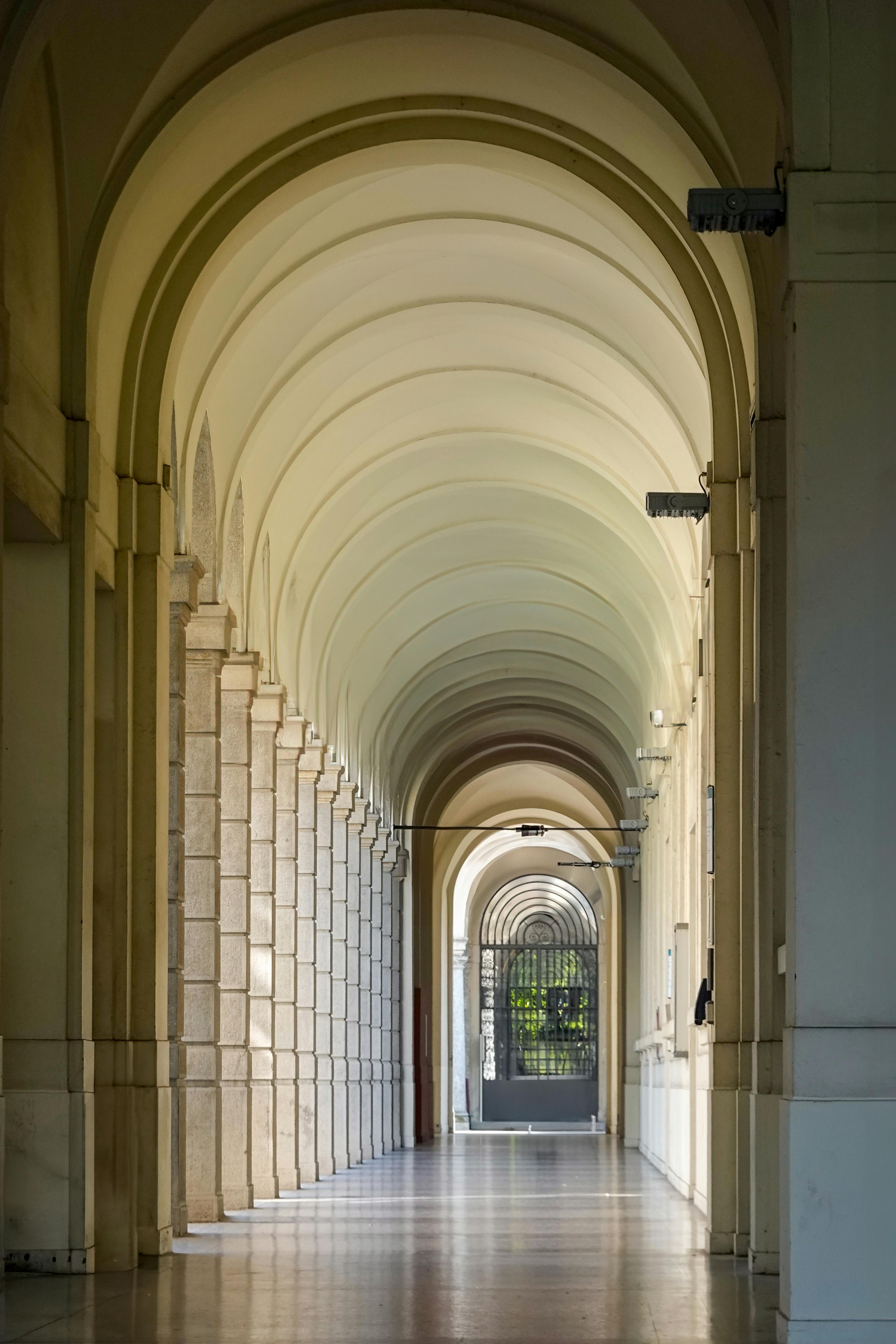 Elegant Architectural Archway with Vanishing Point · Free Stock Photo