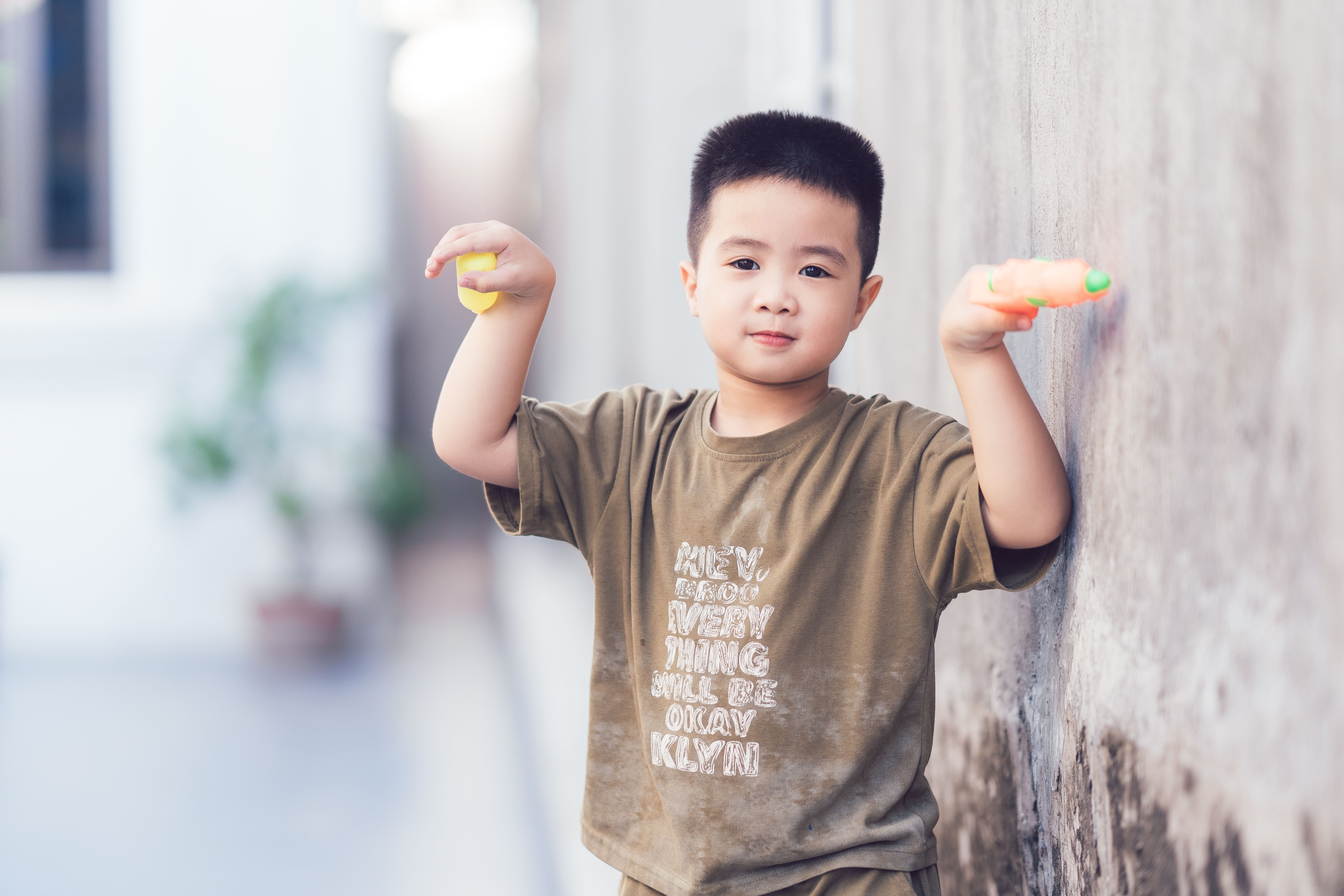 Anak Bermain Dengan Mainan Berwarna Warni Di Dinding · Foto Stok Gratis