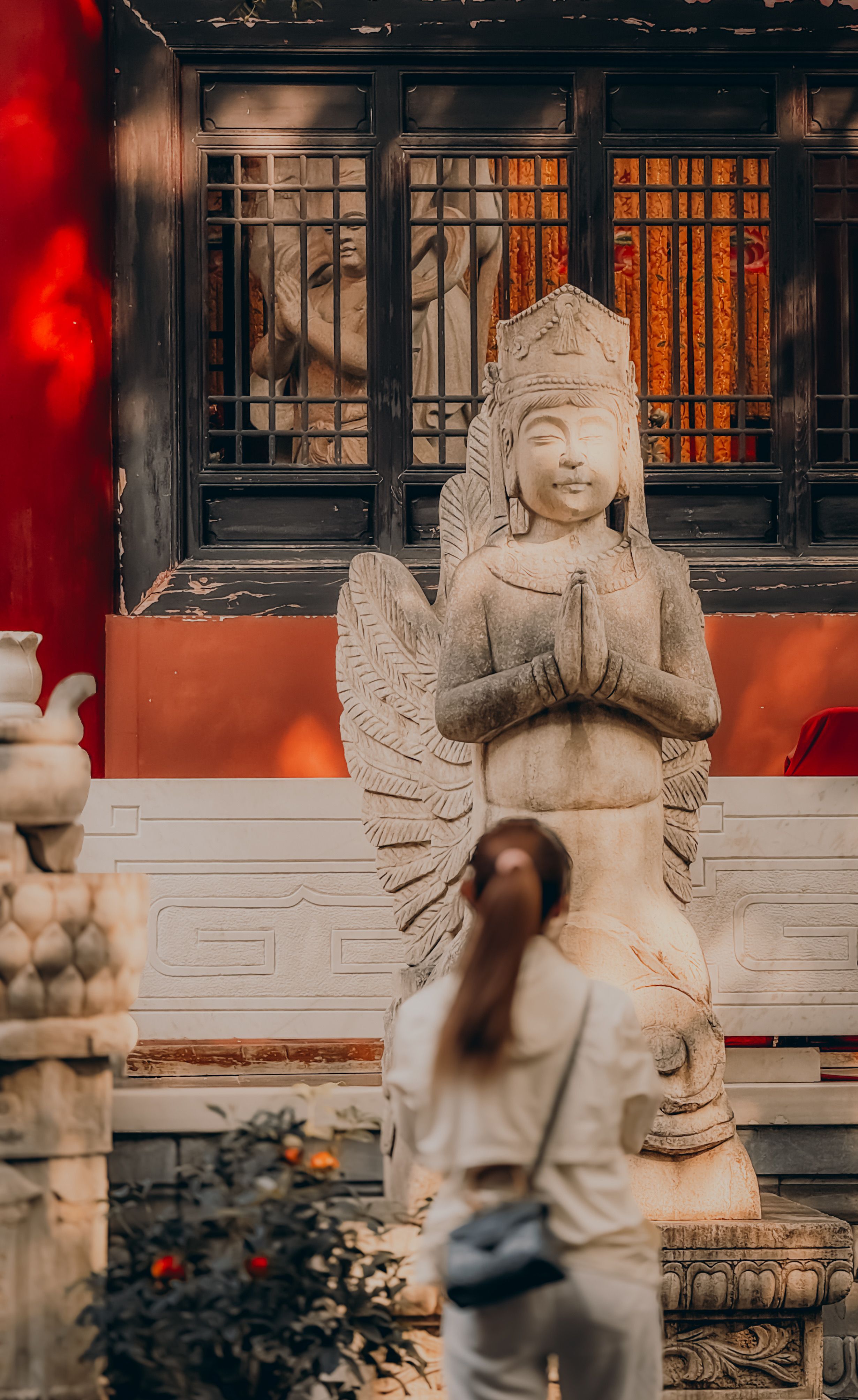 Mujer Contemplativa Observando Una Estatua De Un Templo Asiático · Foto ...