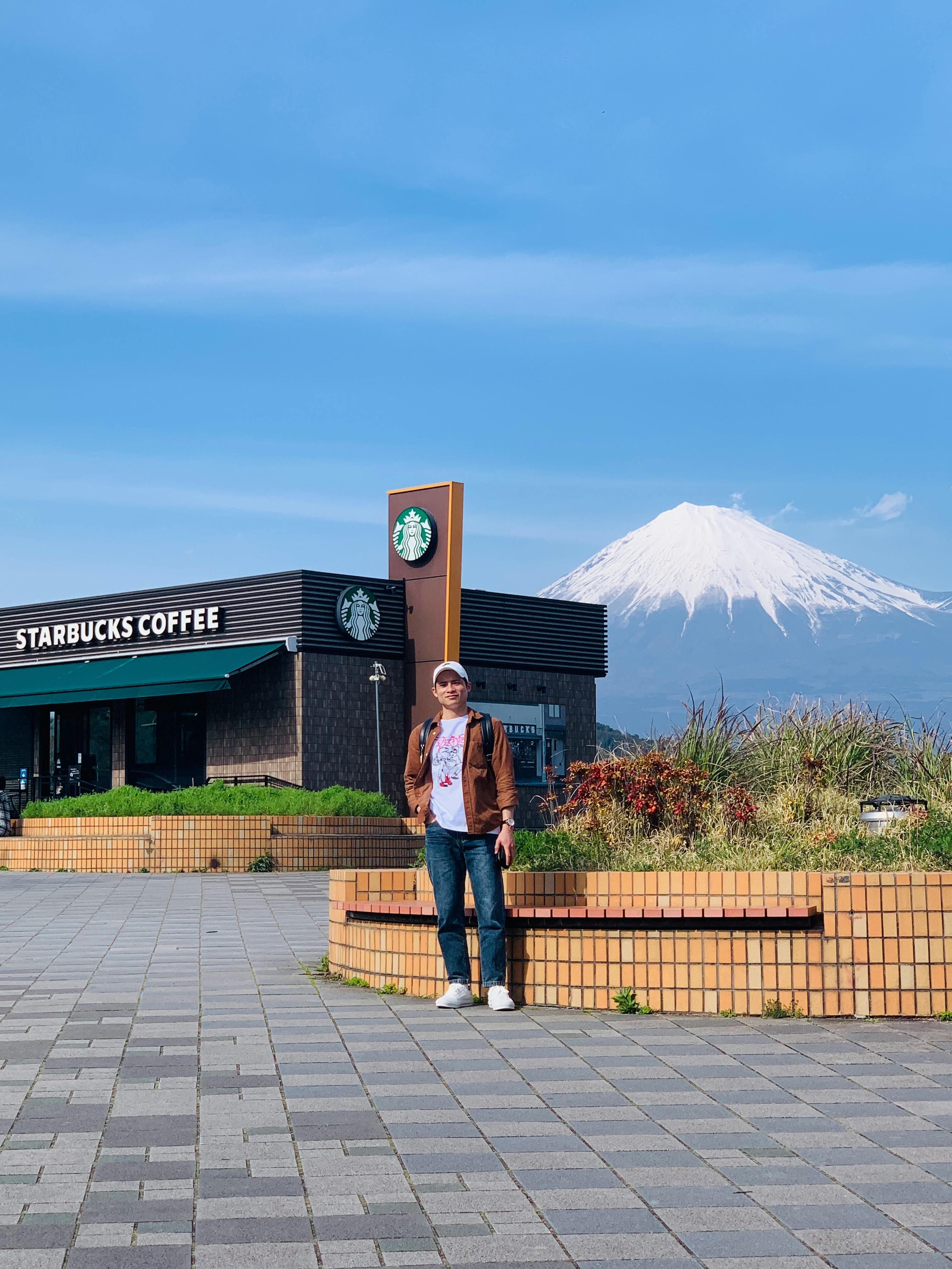 Vista Icônica Do Starbucks Com O Monte Fuji · Foto profissional gratuita