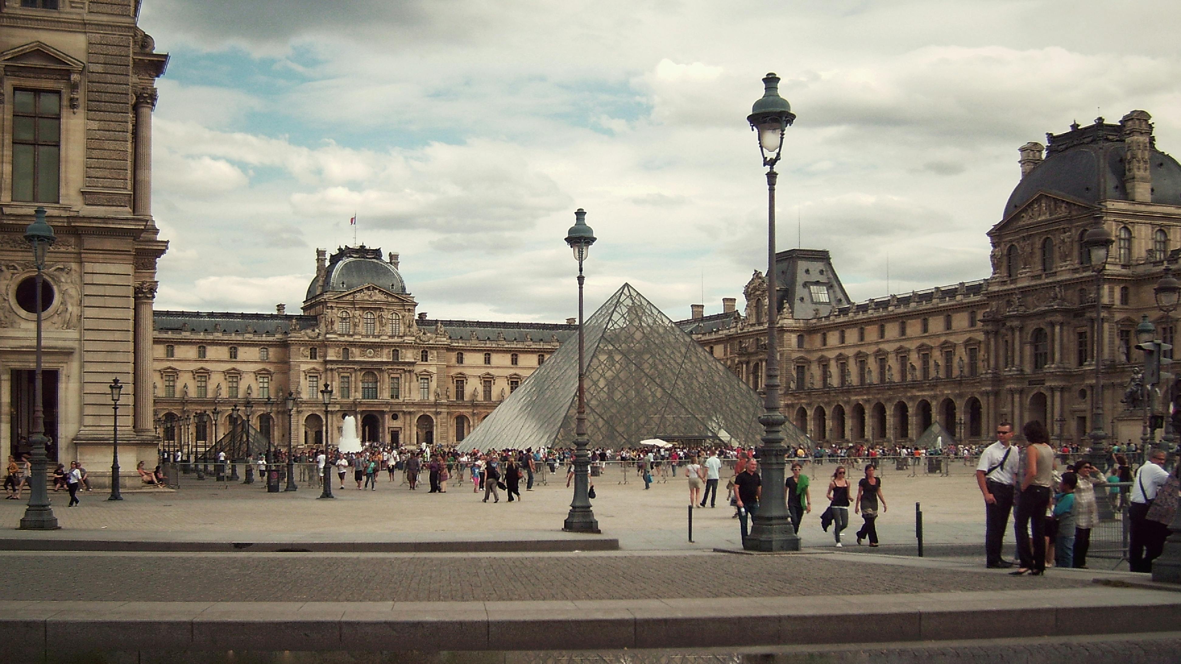 Paris'teki Louvre Müzesi Ve Cam Piramit · Ücretsiz Stok Fotoğraf