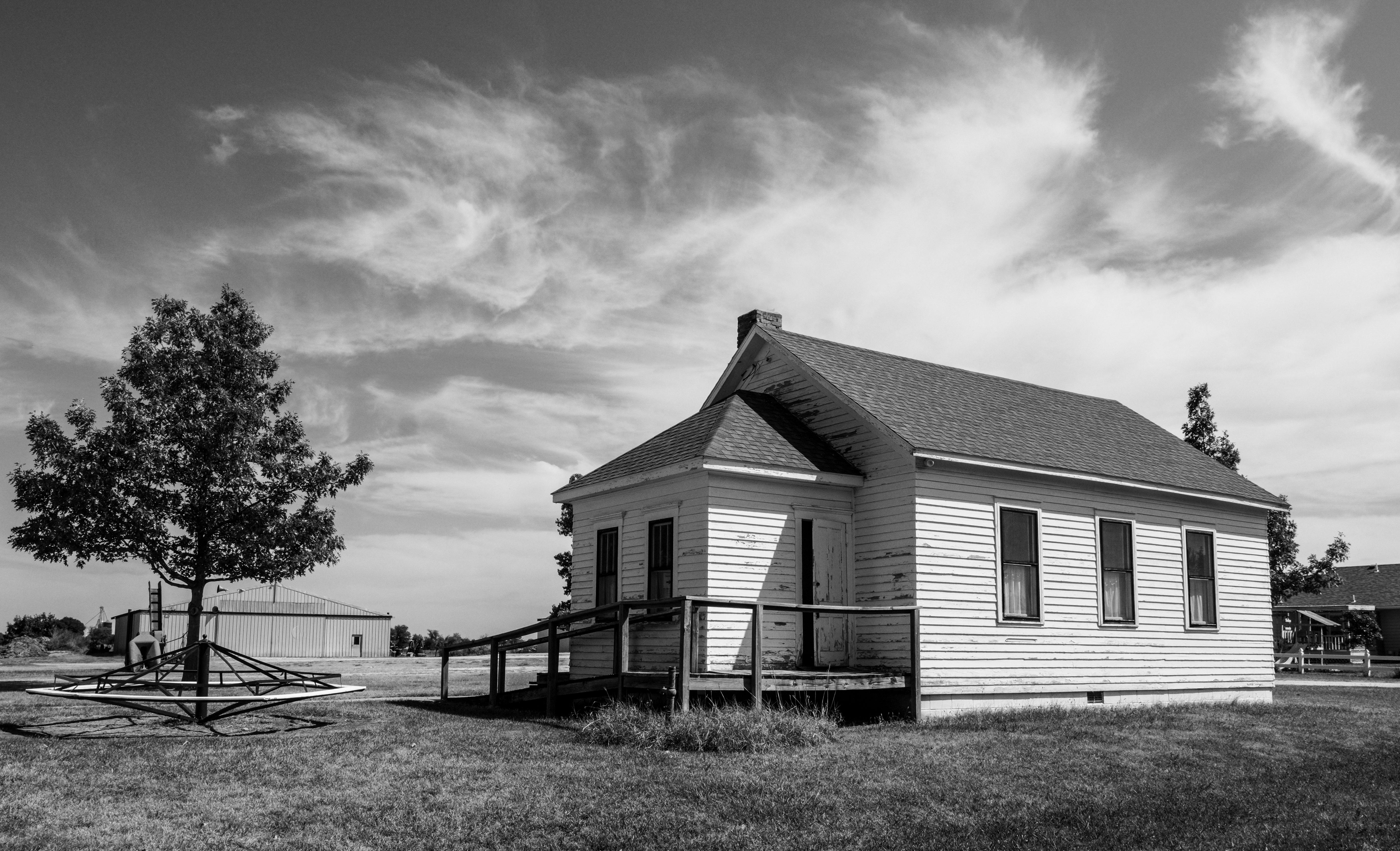 Capilla Blanca Histórica En Un Paisaje Rural · Foto de stock gratuita