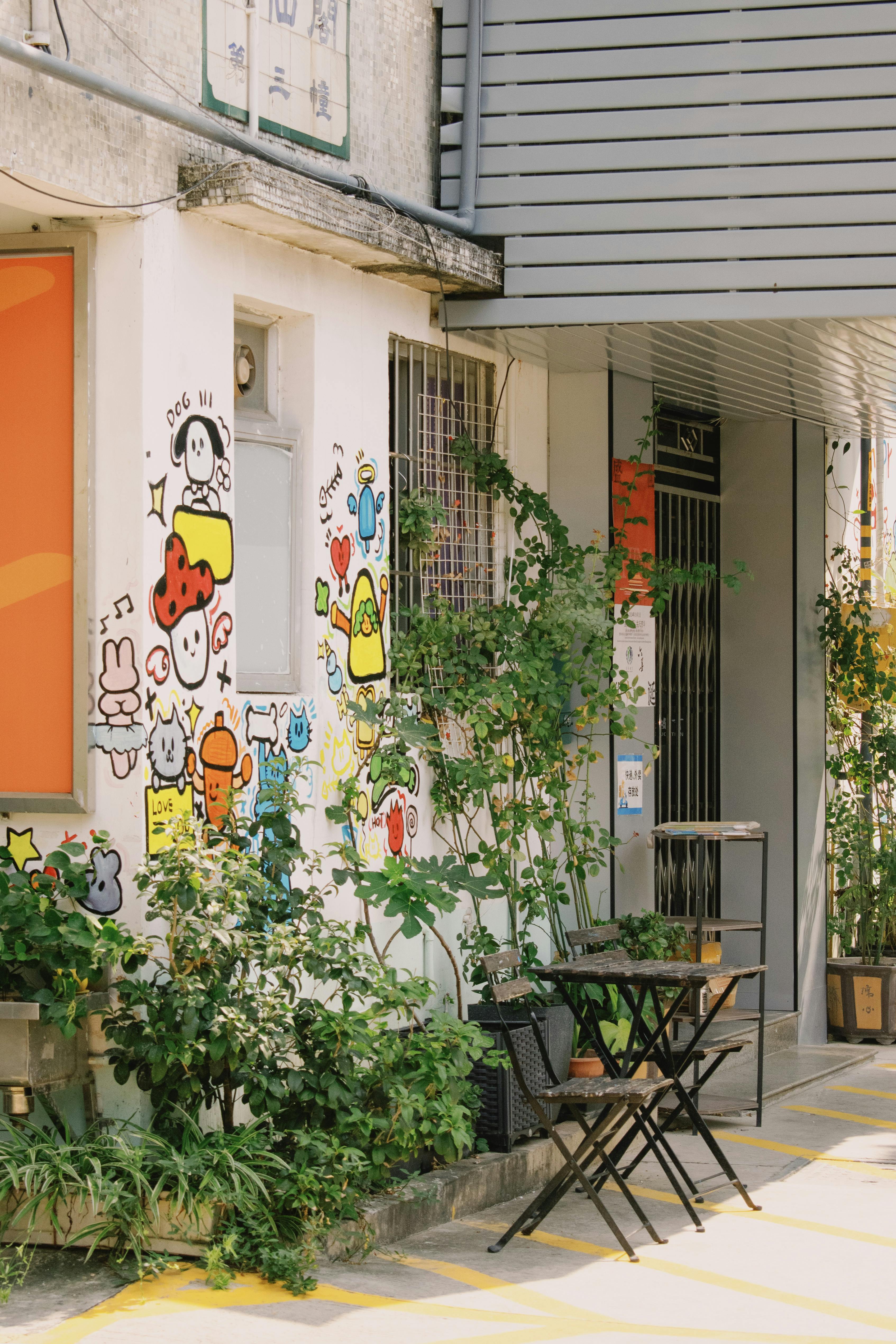 Charming Outdoor Café with Vibrant Graffiti Art · Free Stock Photo