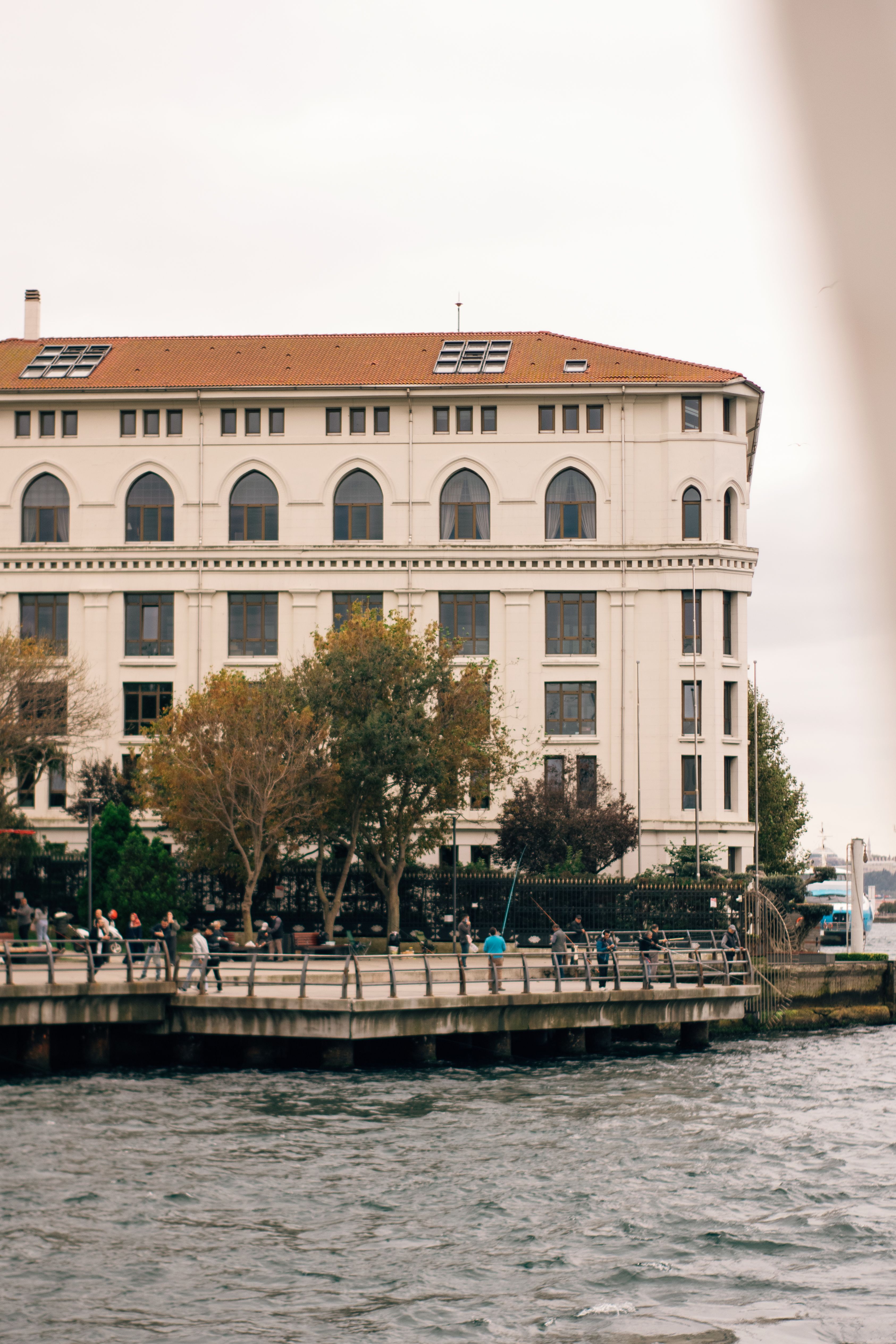 Edificio Histórico Frente Al Mar A Orillas Del Río · Foto de stock gratuita