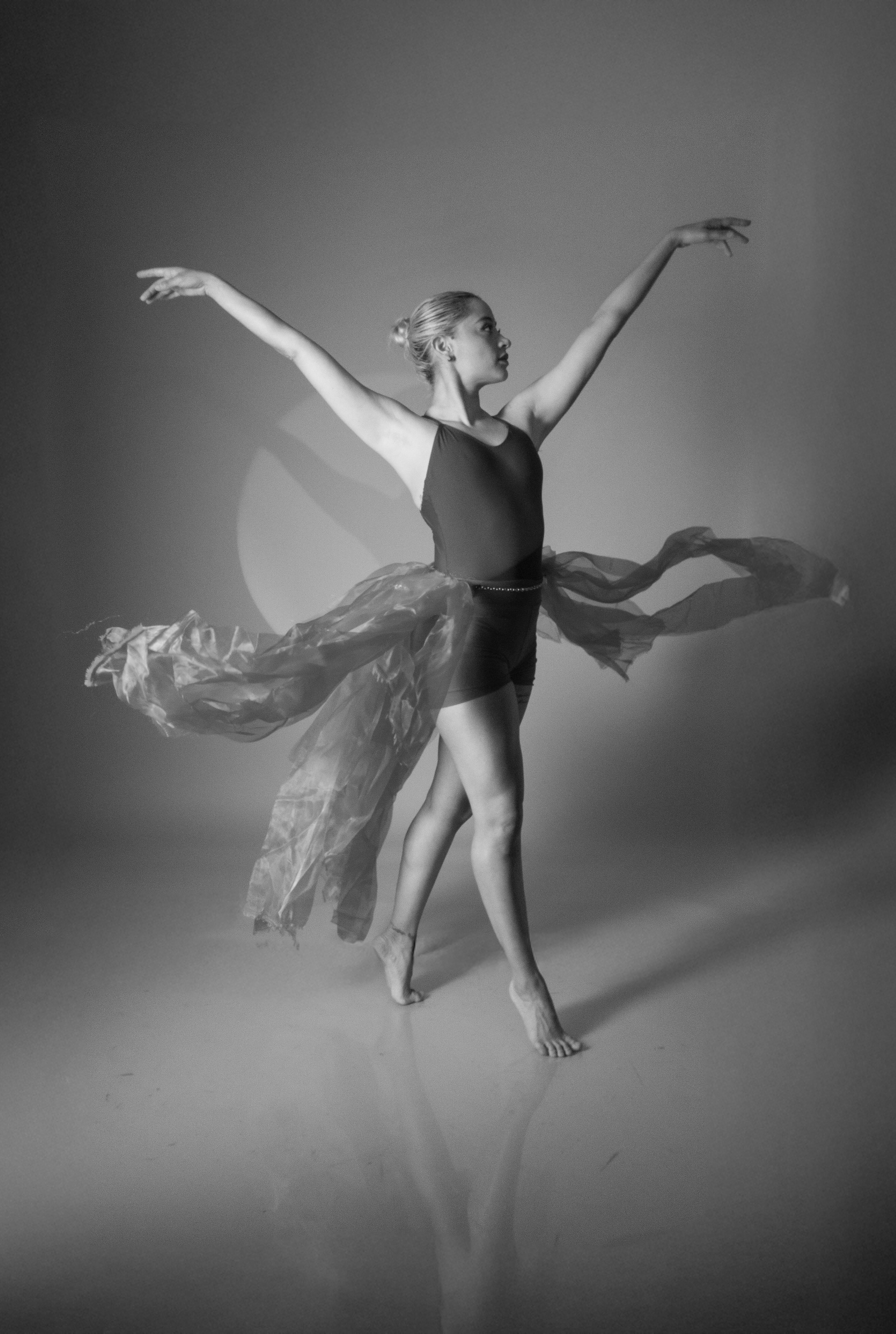 Graceful Ballet Dancer in Monochrome Spotlight · Free Stock Photo