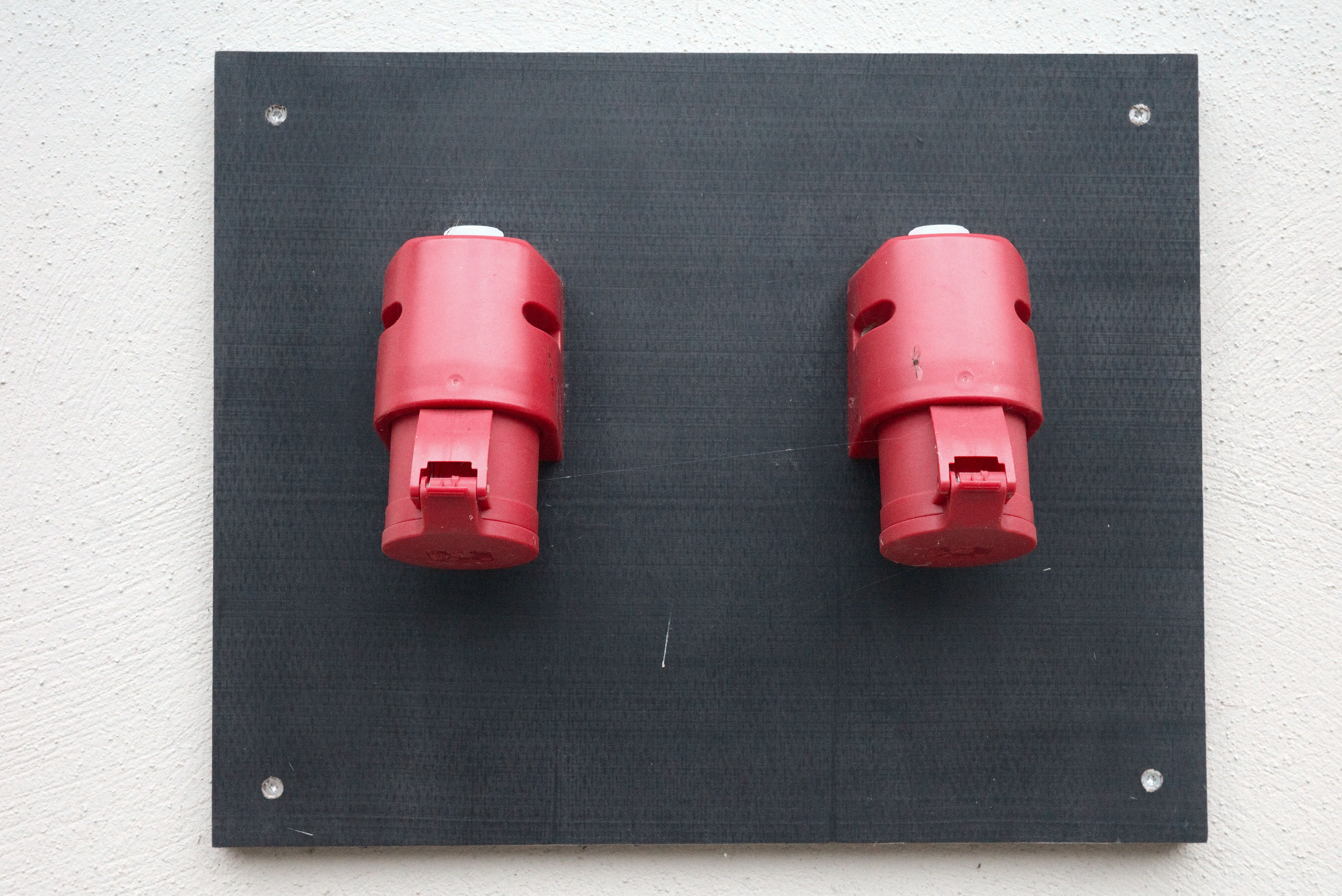 Conectores Eléctricos Industriales Rojos En La Pared · Foto de stock ...