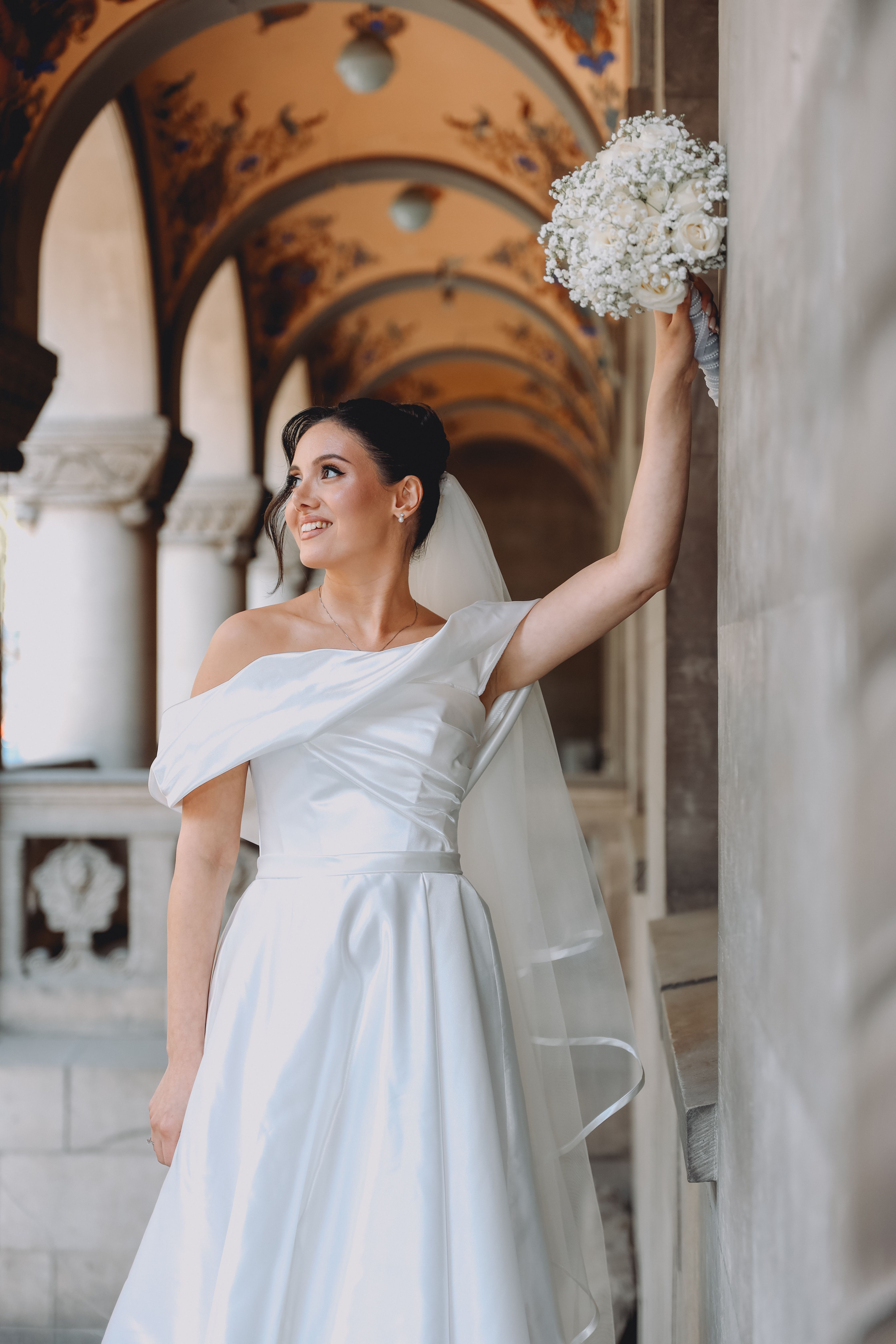 Elegant Bride Posing in Classic Architectural Setting · Free Stock Photo