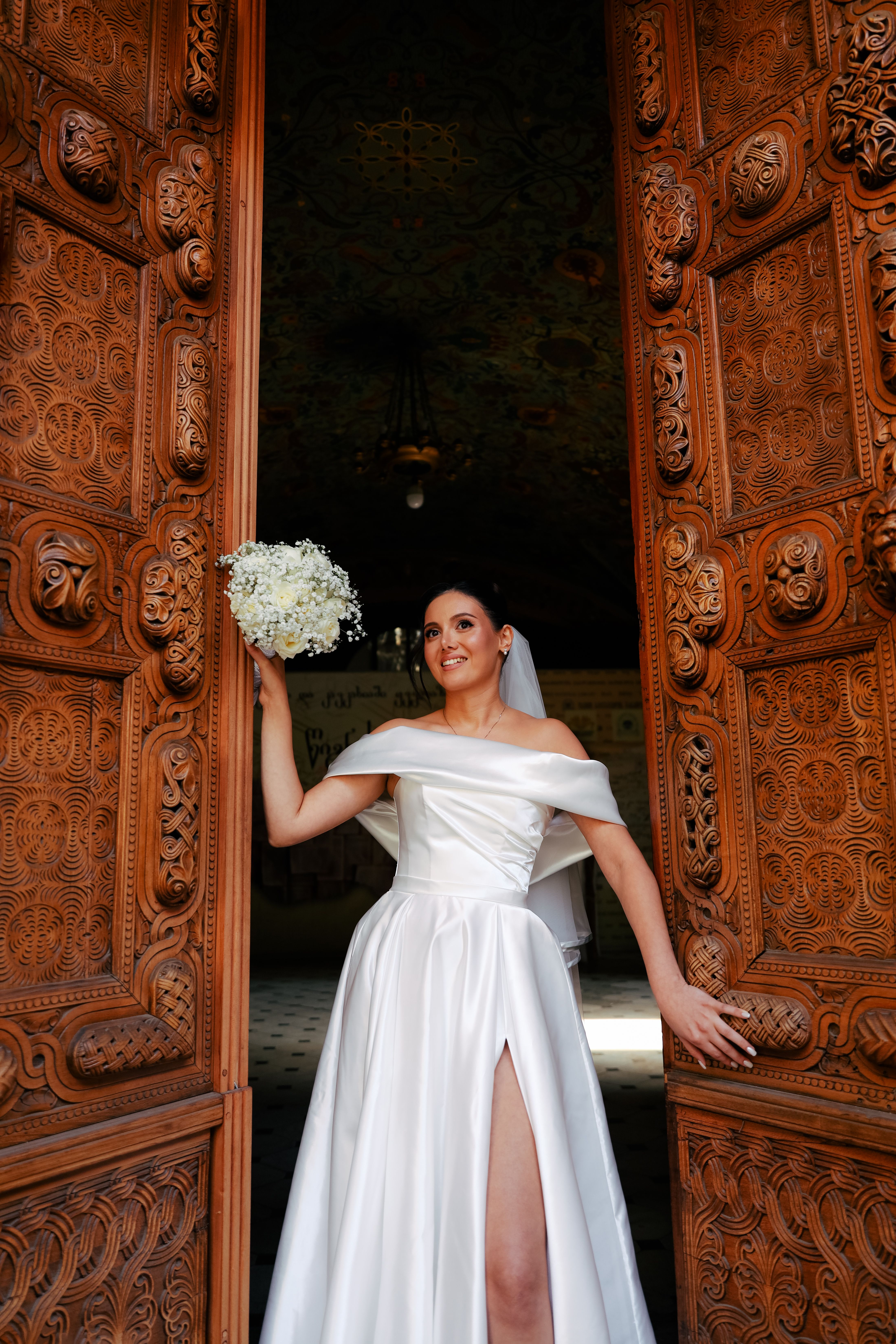 Elegant Bride at Ornate Church Entrance · Free Stock Photo