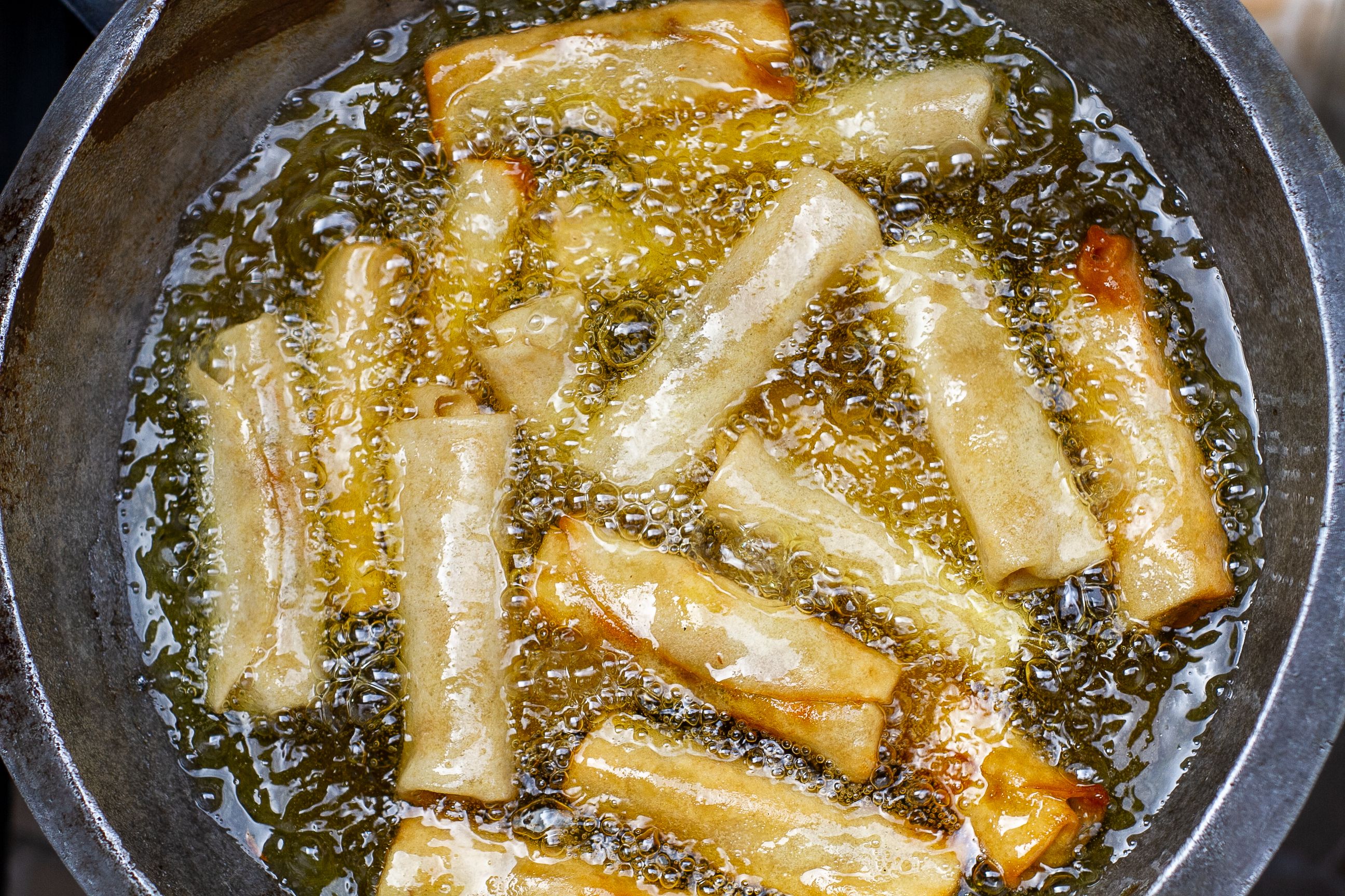 Lumpia Emas Goreng Dalam Minyak Panas · Foto Stok Gratis