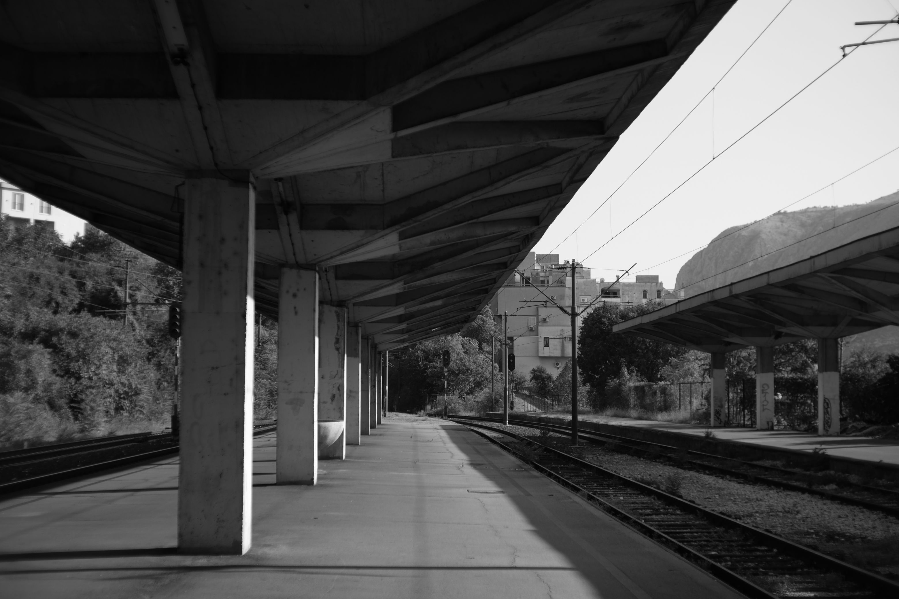 Elegant Black and White Train Station Perspective · Free Stock Photo