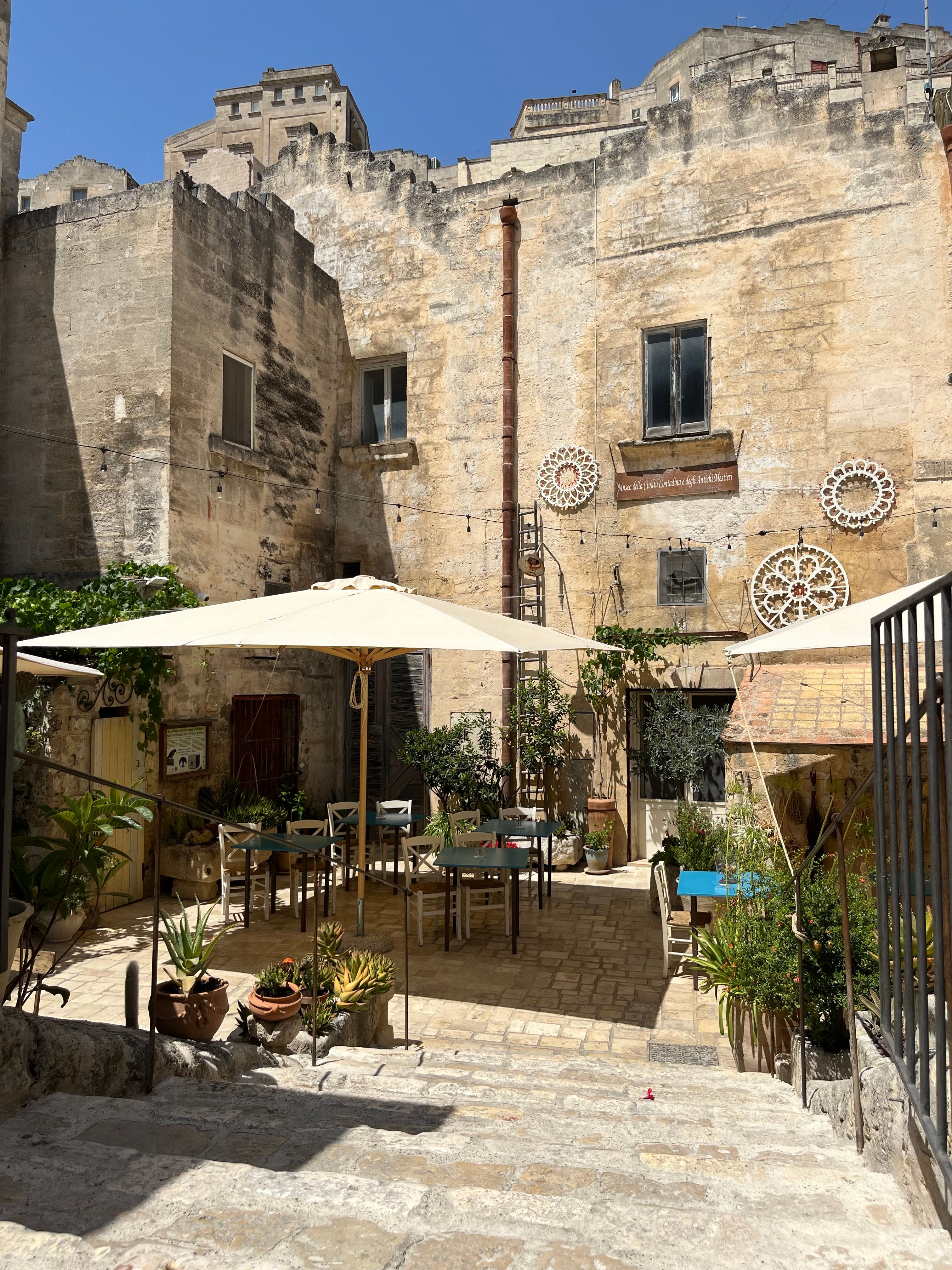 Charming Italian Courtyard Under a Bright Sky · Free Stock Photo