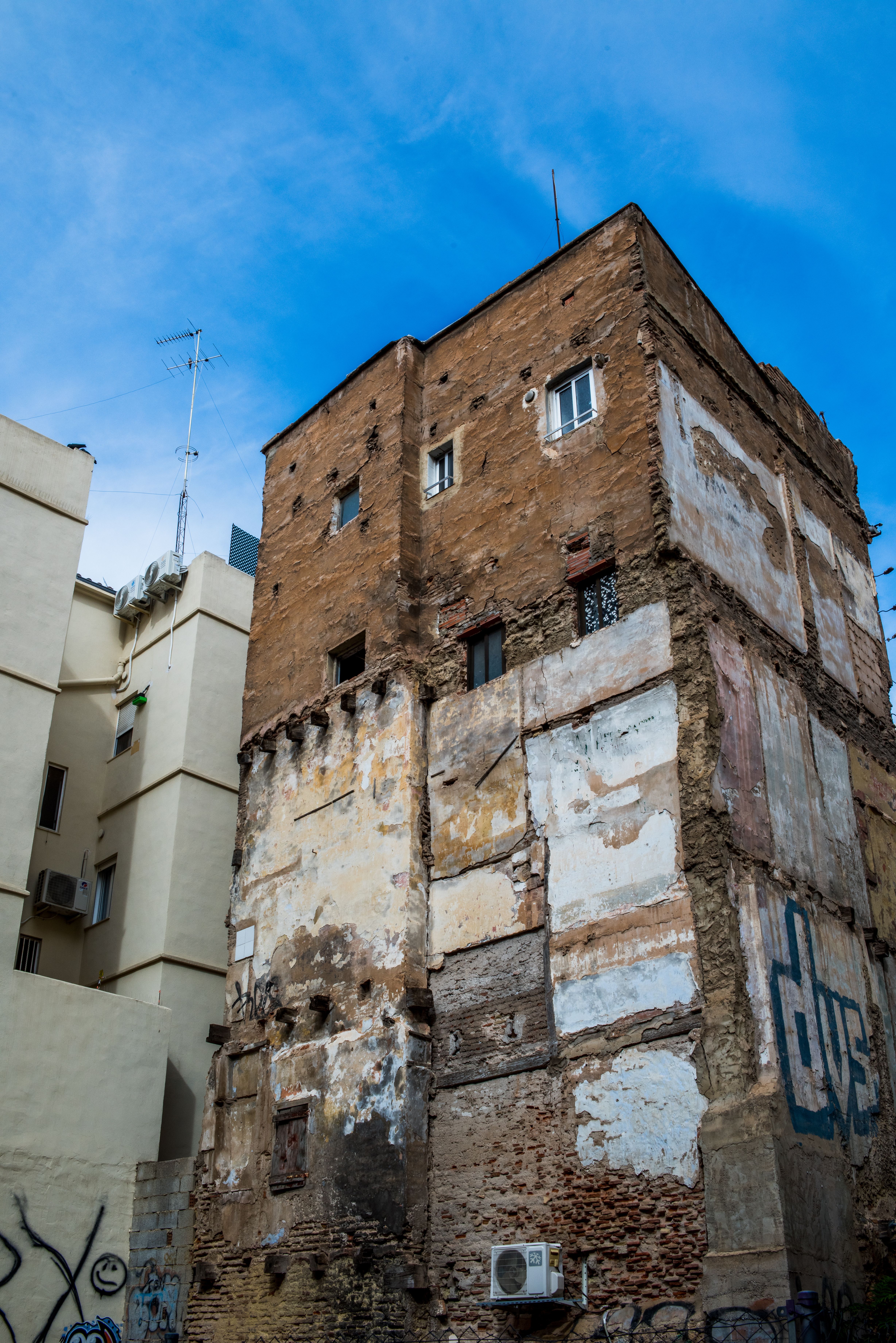 Old Urban Building with Graffiti Exterior · Free Stock Photo