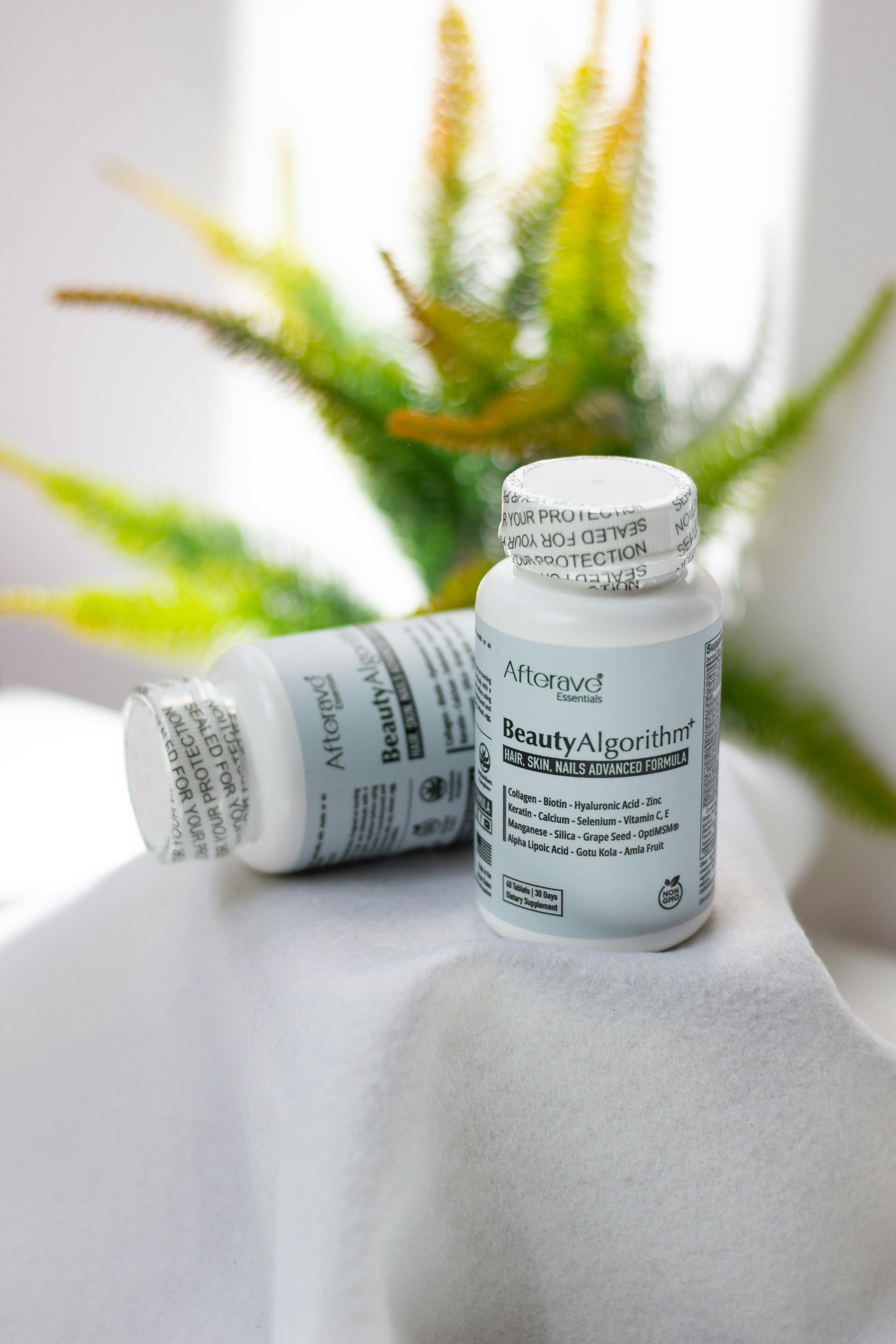 Frascos De Suplementos De Beauty Algorithm Con Helechos · Foto de stock gratuita