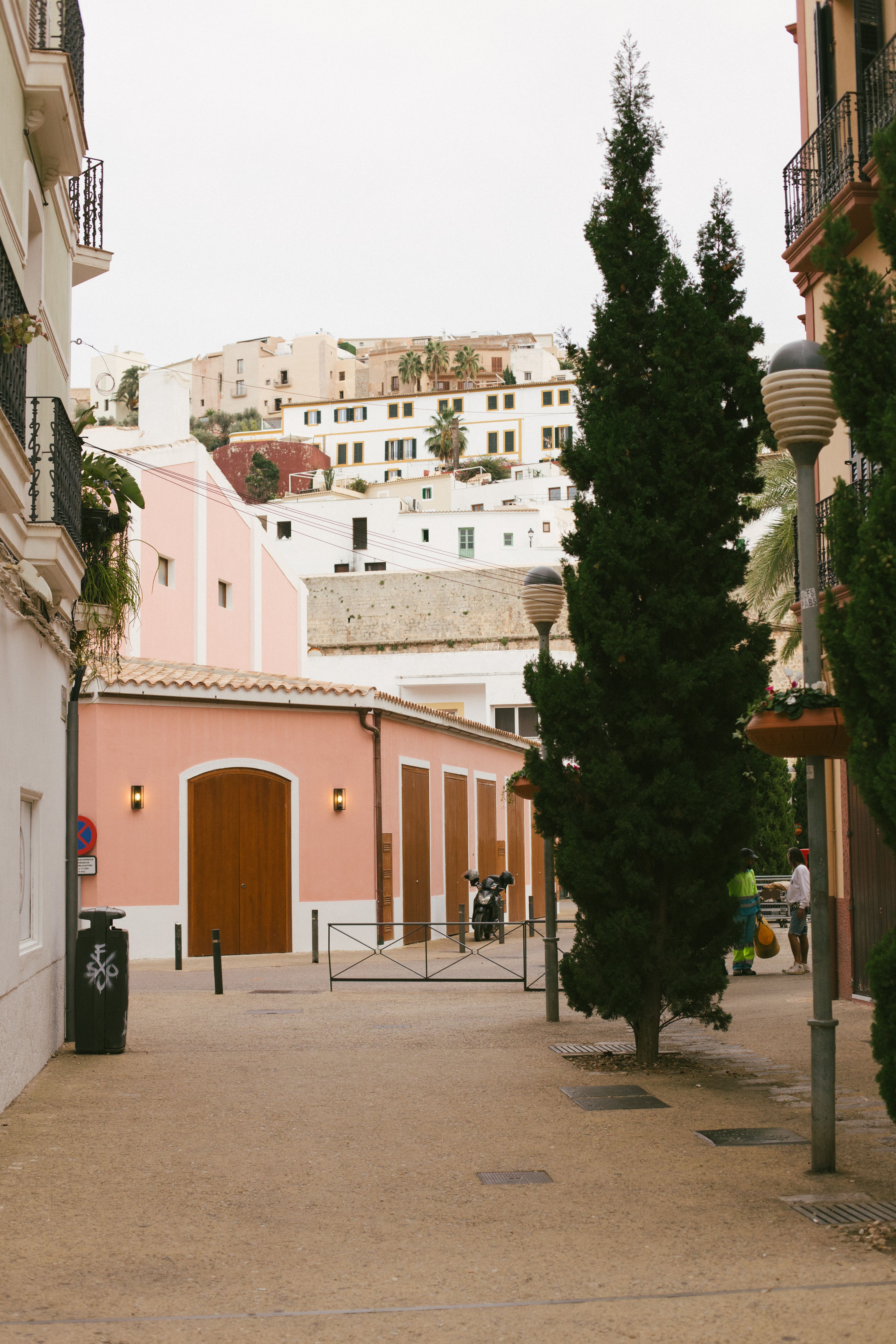 Vista De La Calle Con Encanto En El Centro Histórico De Ibiza · Foto de ...