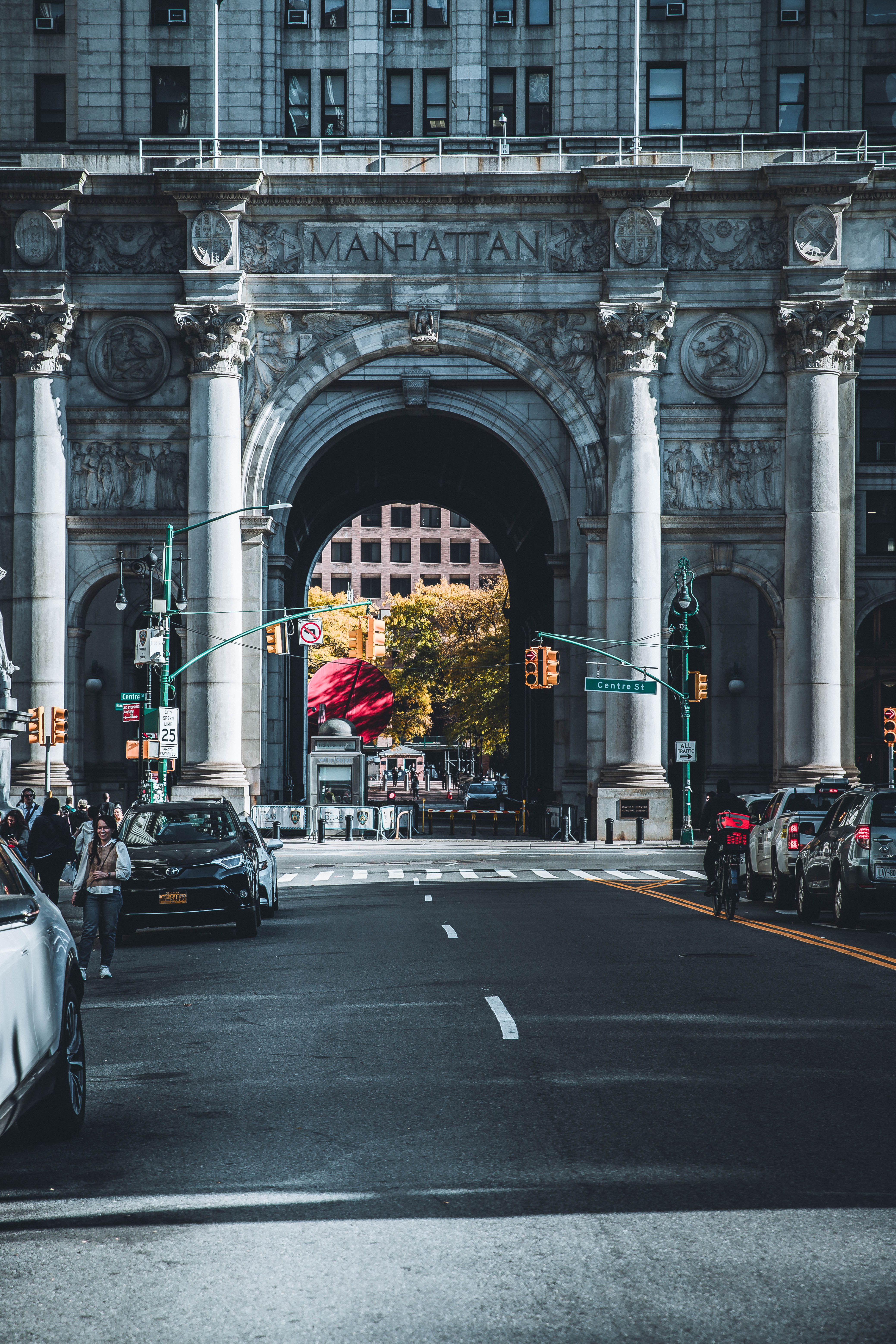 Iconic New York City Arch and Street Scene · Free Stock Photo