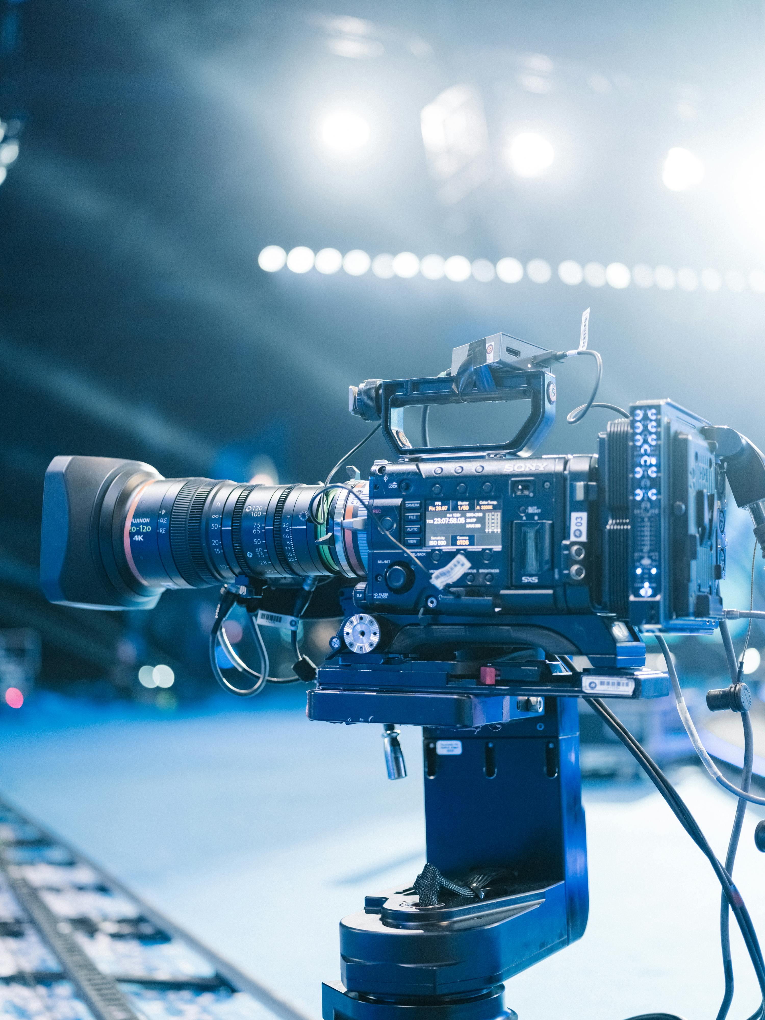 Caméra Vidéo Professionnelle Sur Le Plateau En Studio · Photo gratuite
