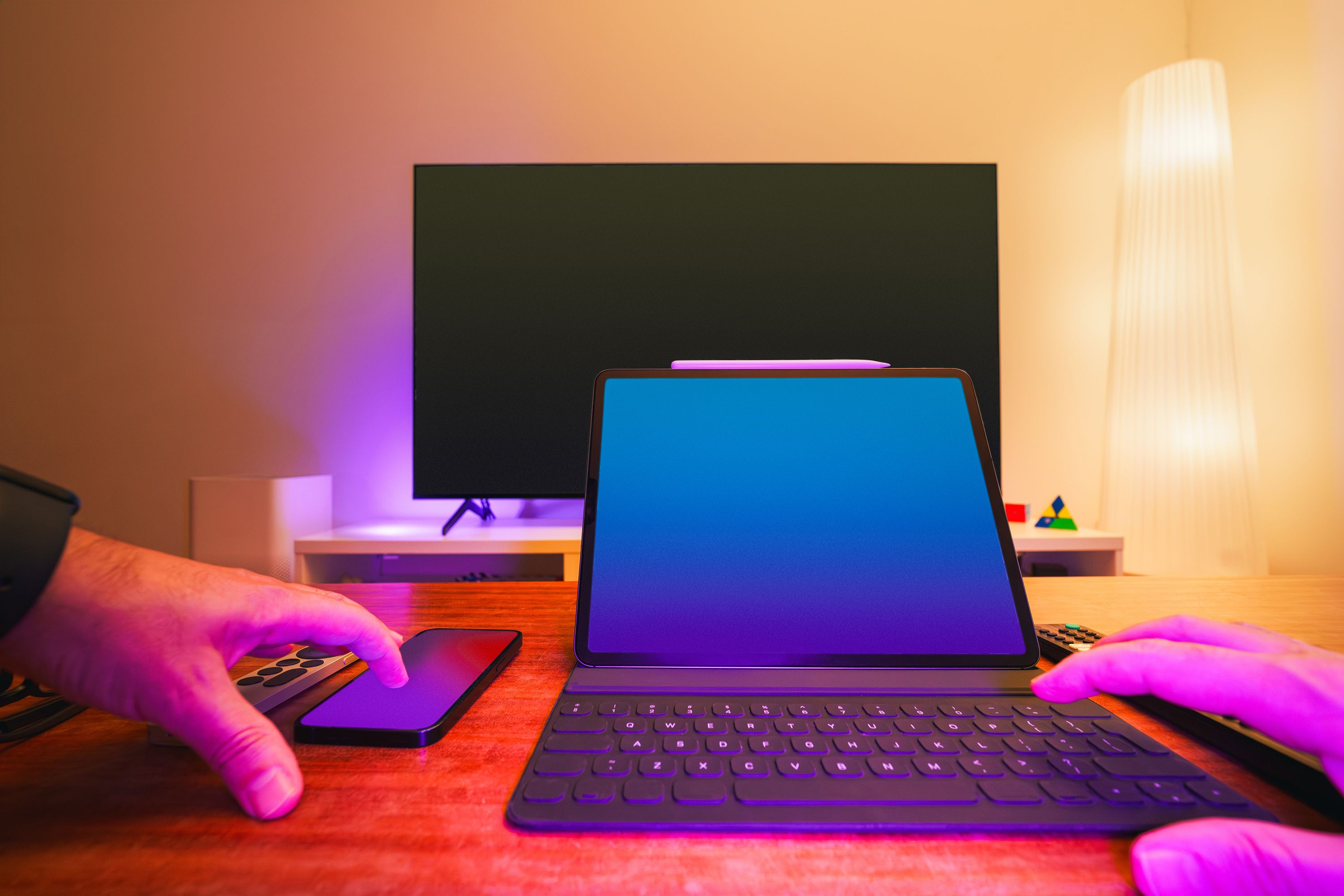 Espacio De Trabajo Moderno Con Computadora Portátil Y Tableta · Foto de ...