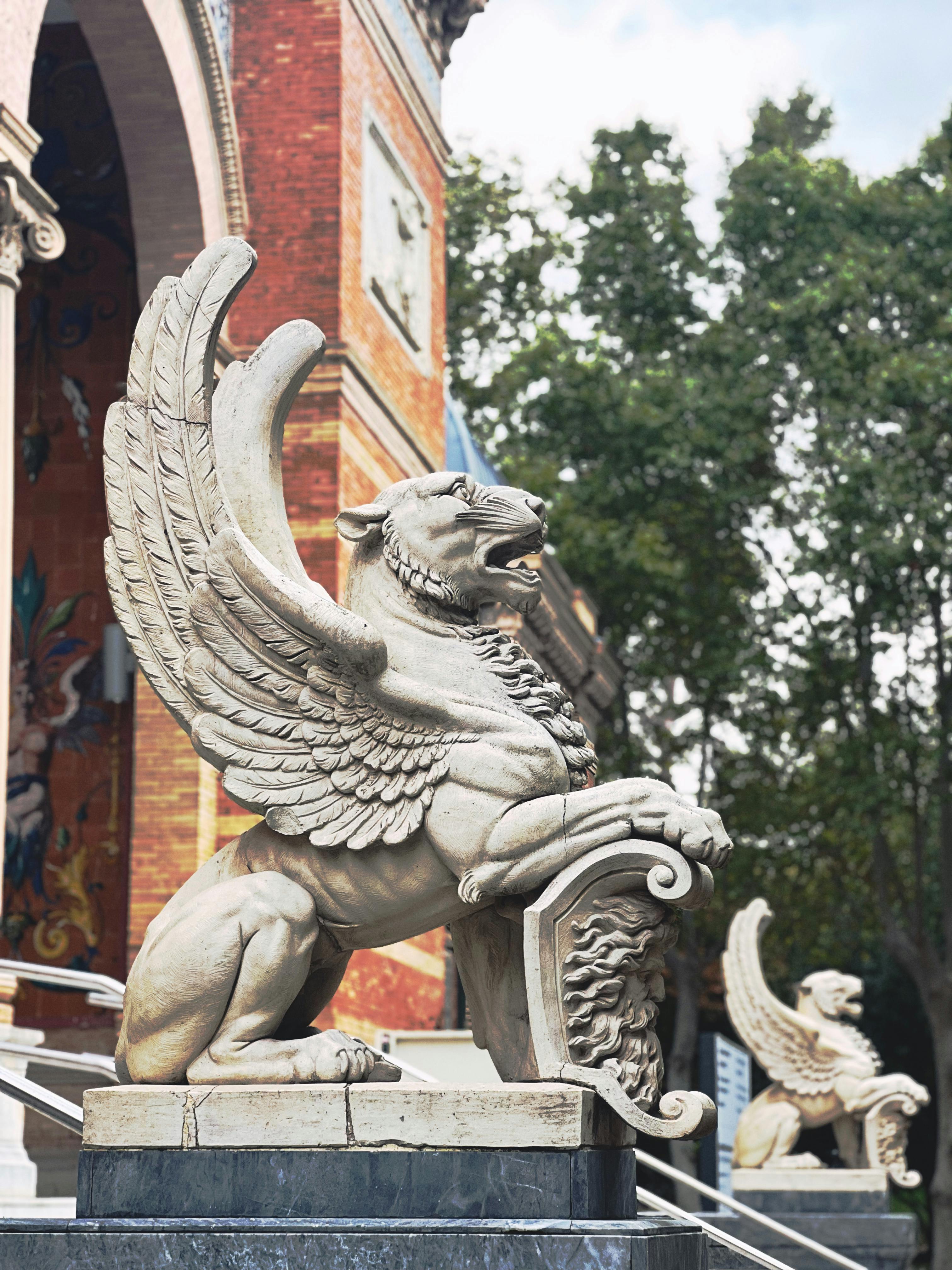 Majestuosa Estatua De León Alado En Un Entorno Urbano · Foto de stock ...
