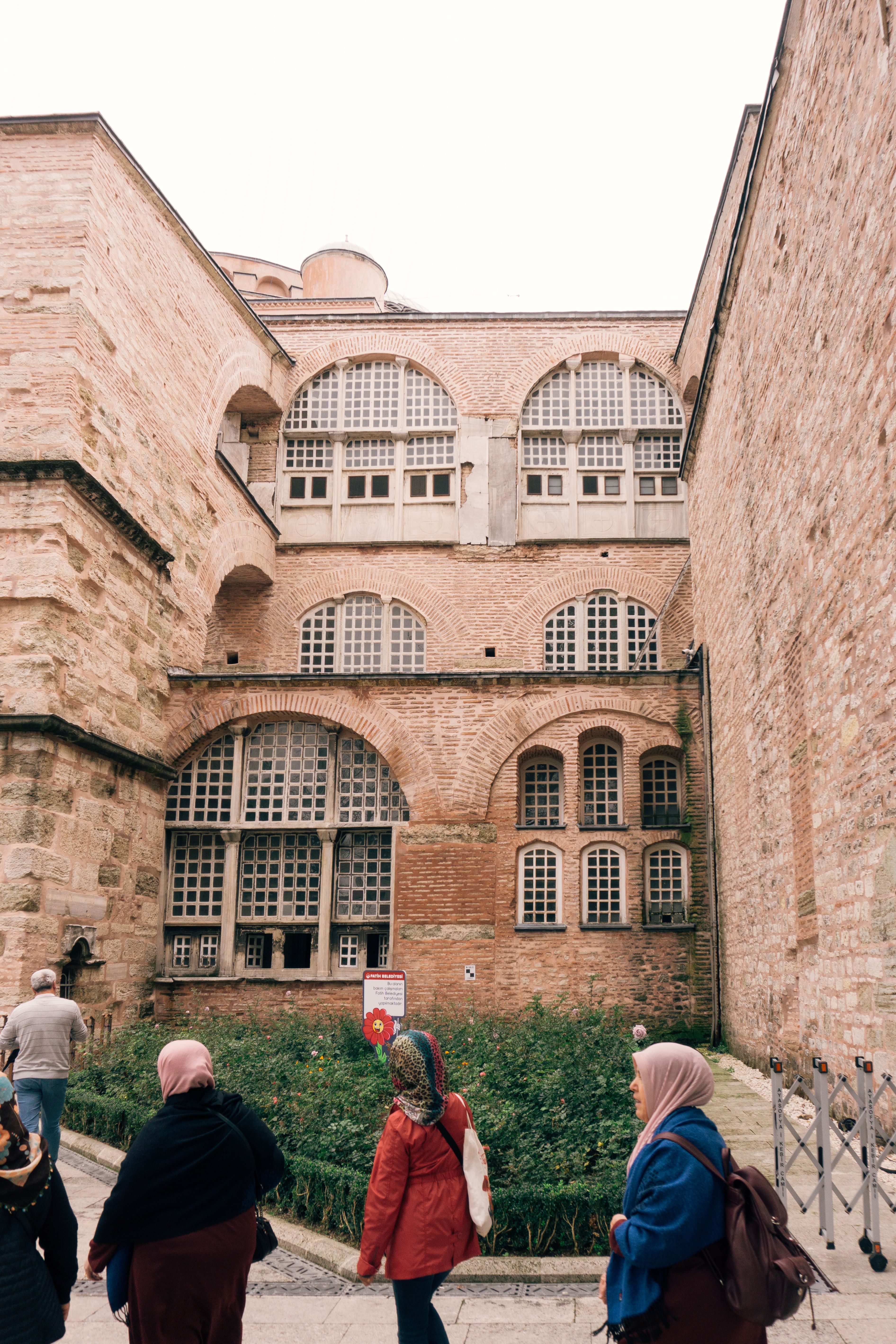 Tourists explore historic Turkish architecture · Free Stock Photo