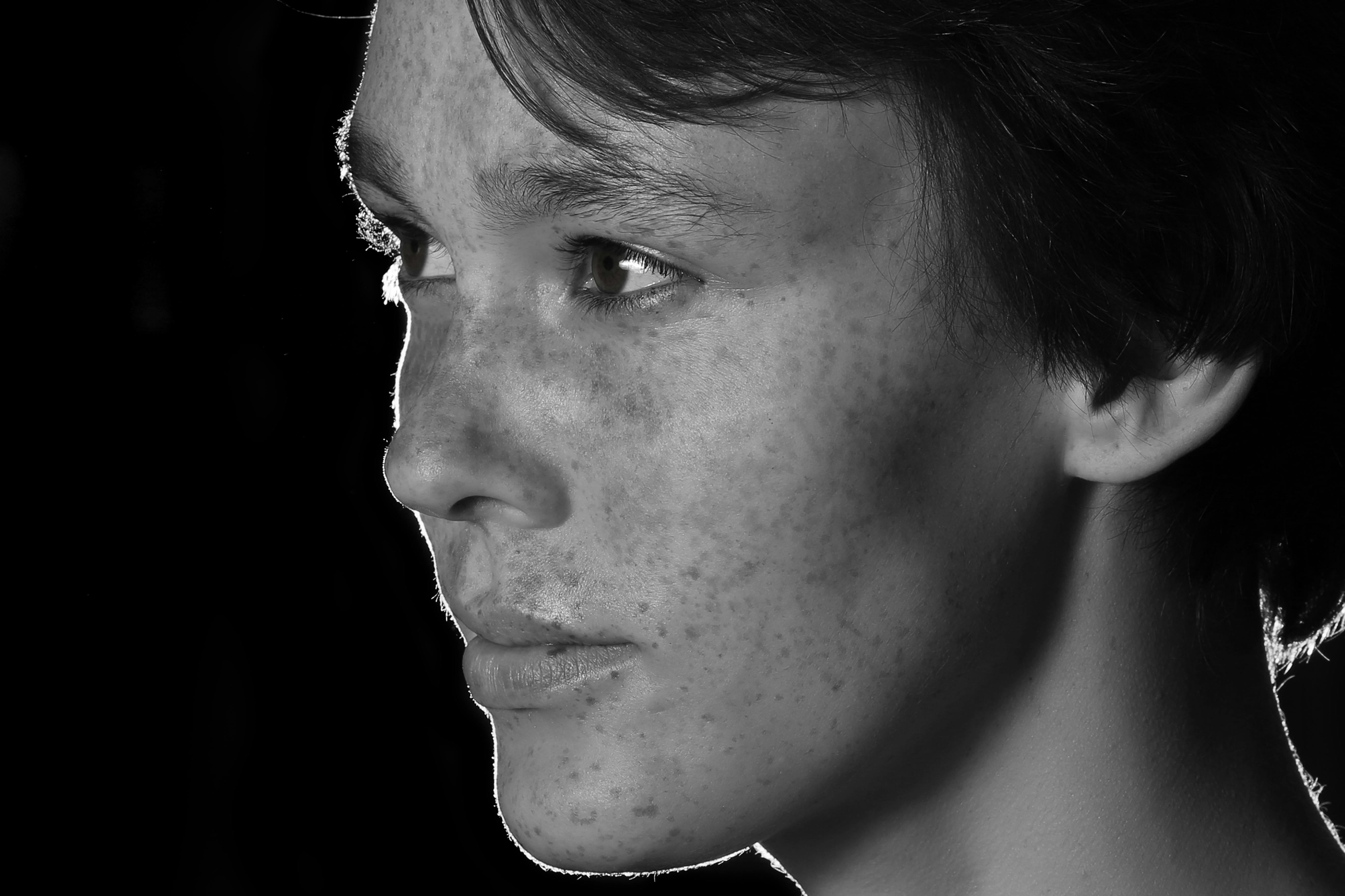 Potret Hitam Putih Seorang Dewasa Muda · Foto Stok Gratis