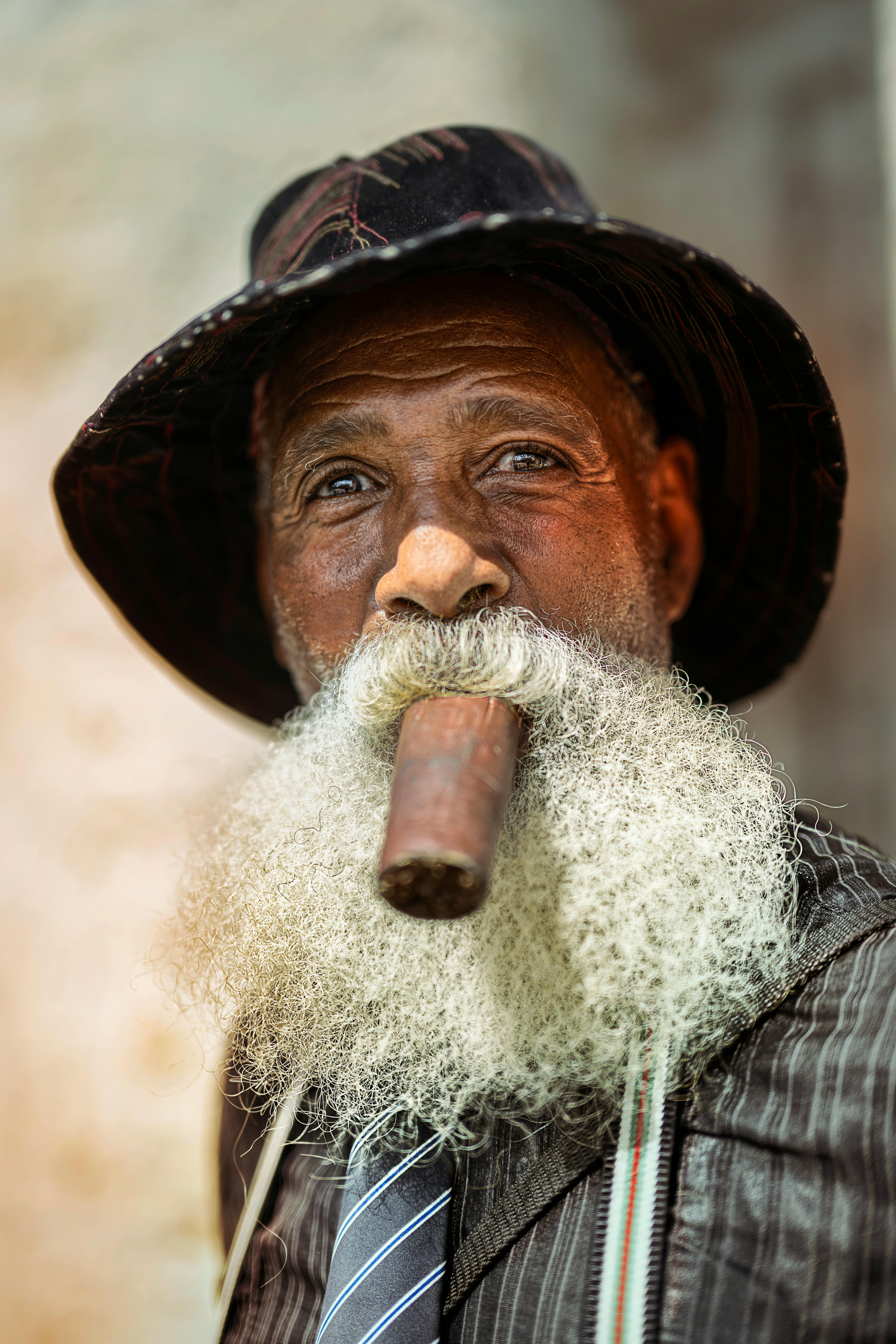 Anciano Cubano Fumando Puro En Una Calle De La Habana · Foto de stock ...