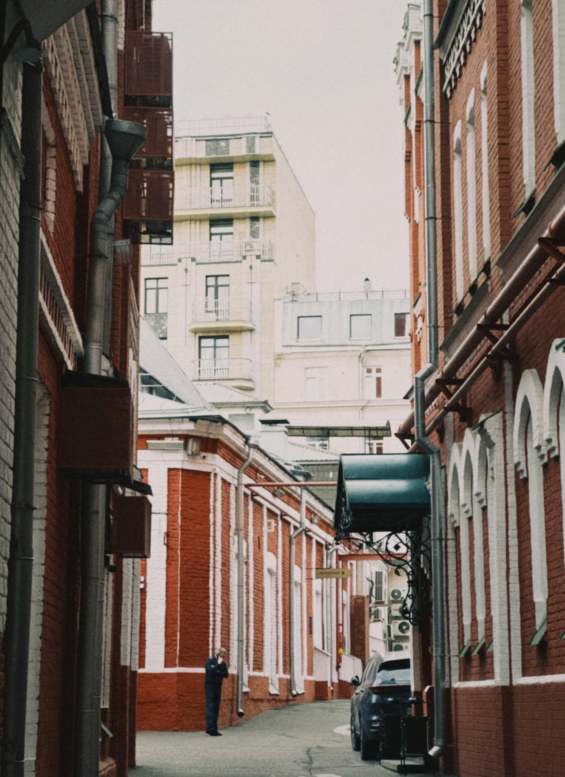 Urban Alleyway with Red Brick Architecture · Free Stock Photo