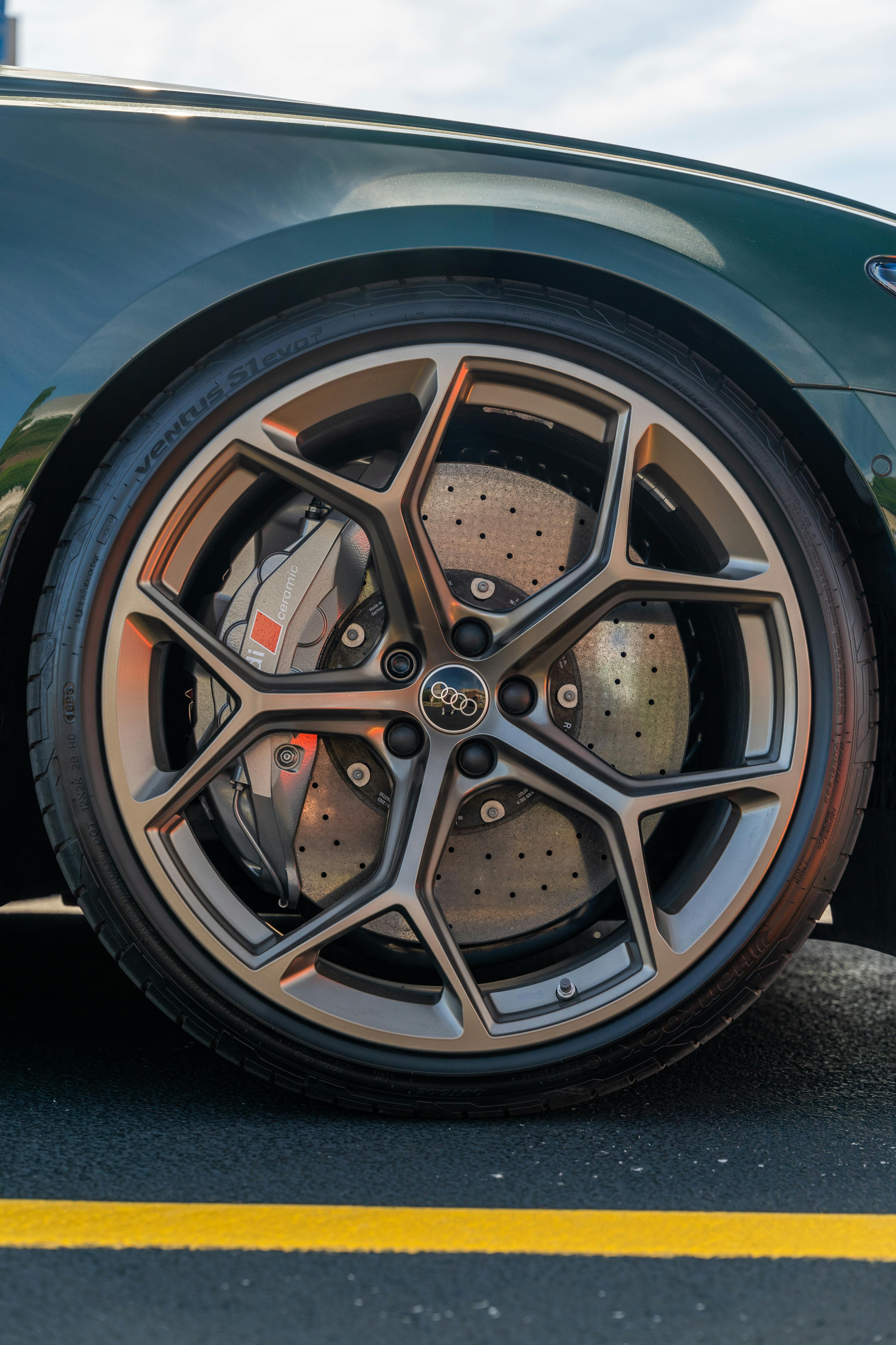 Close-up of Luxury Car Wheel in Illinois · Free Stock Photo