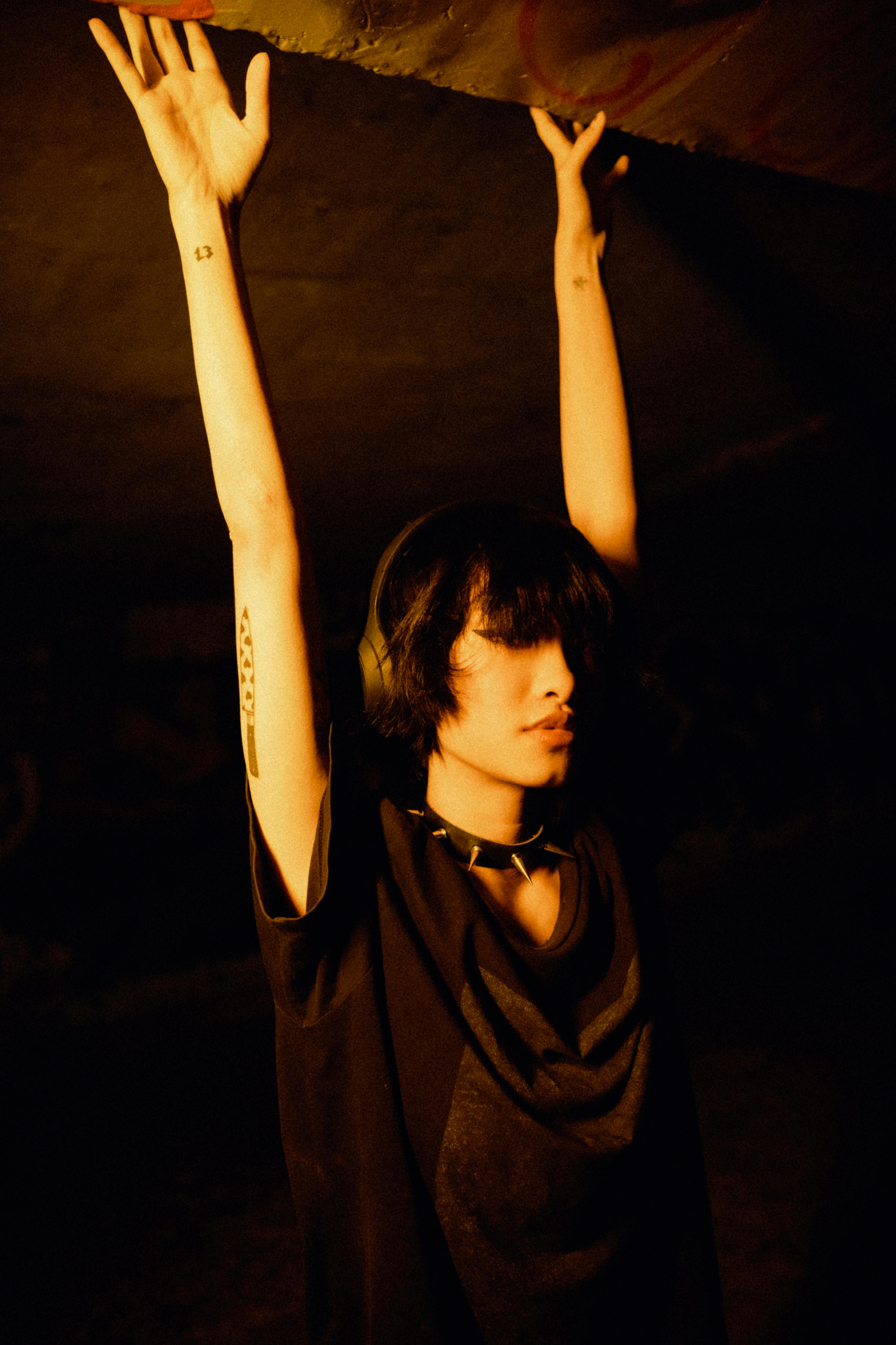 Dark Ima Gepeople Listening To Music Photos, Download The BEST Free ...