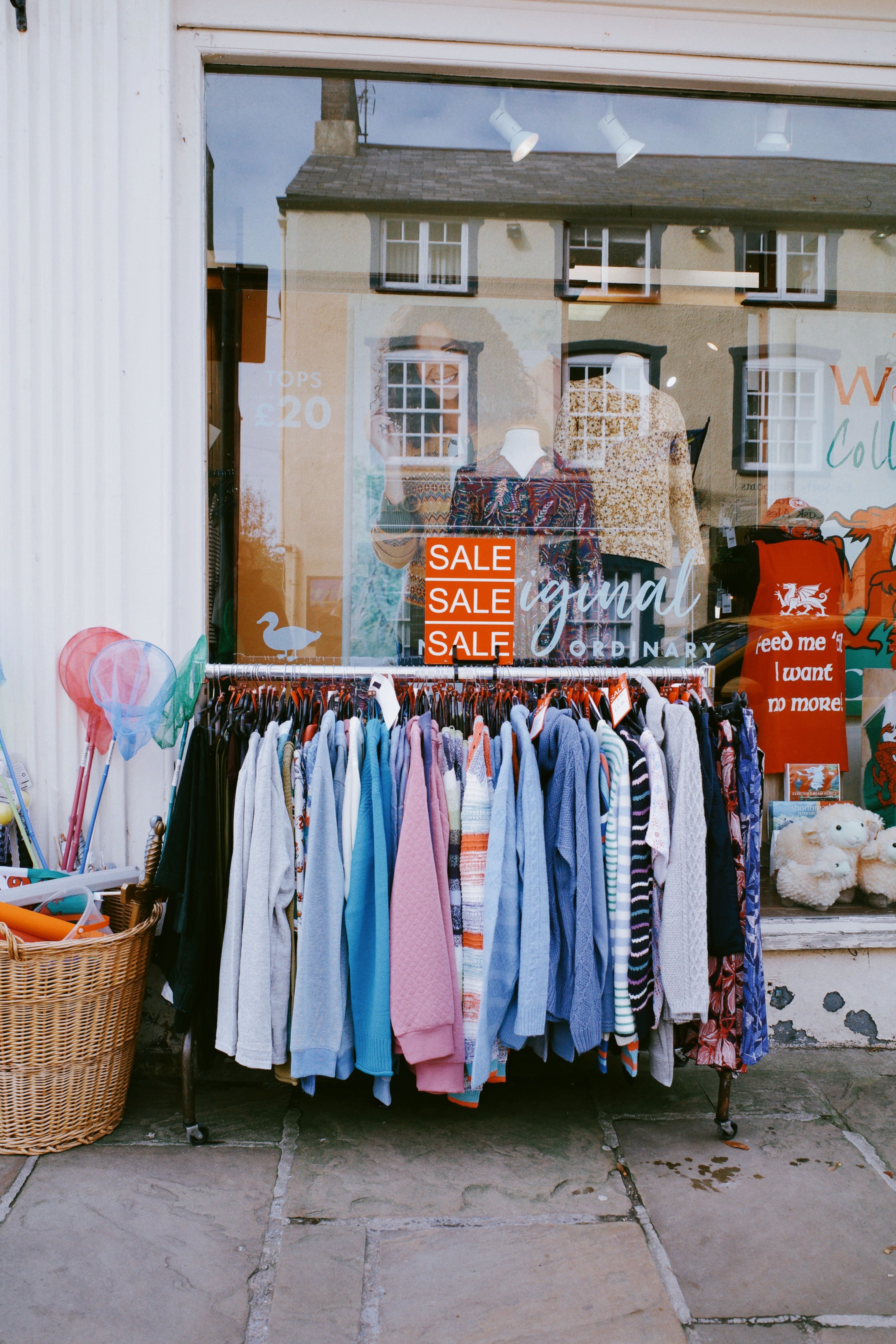 Venta De Ropa De Exterior Con Aire Vintage · Foto de stock gratuita