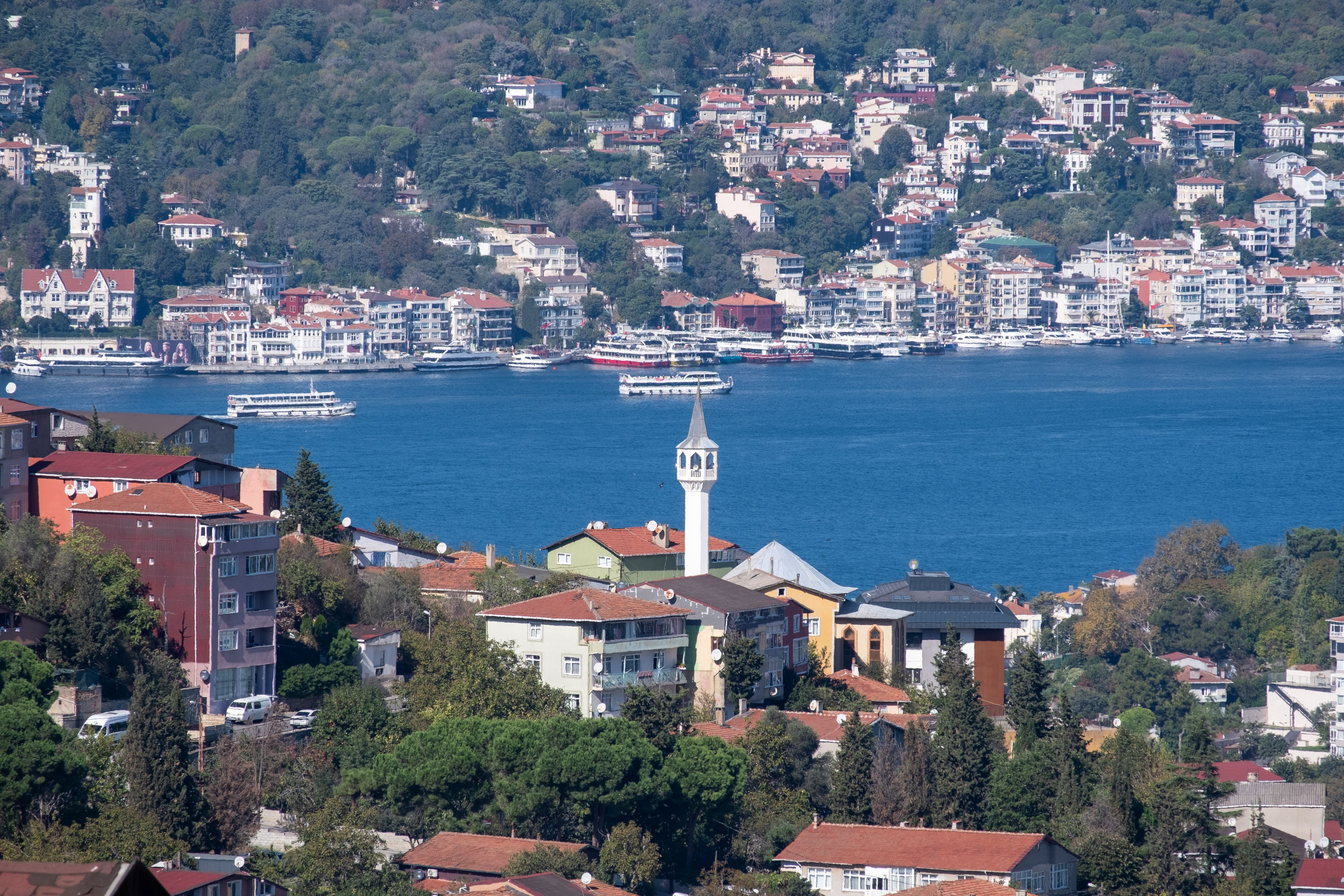 Vista Panorâmica Do Estreito De Bósforo Em Istambul · Foto profissional ...