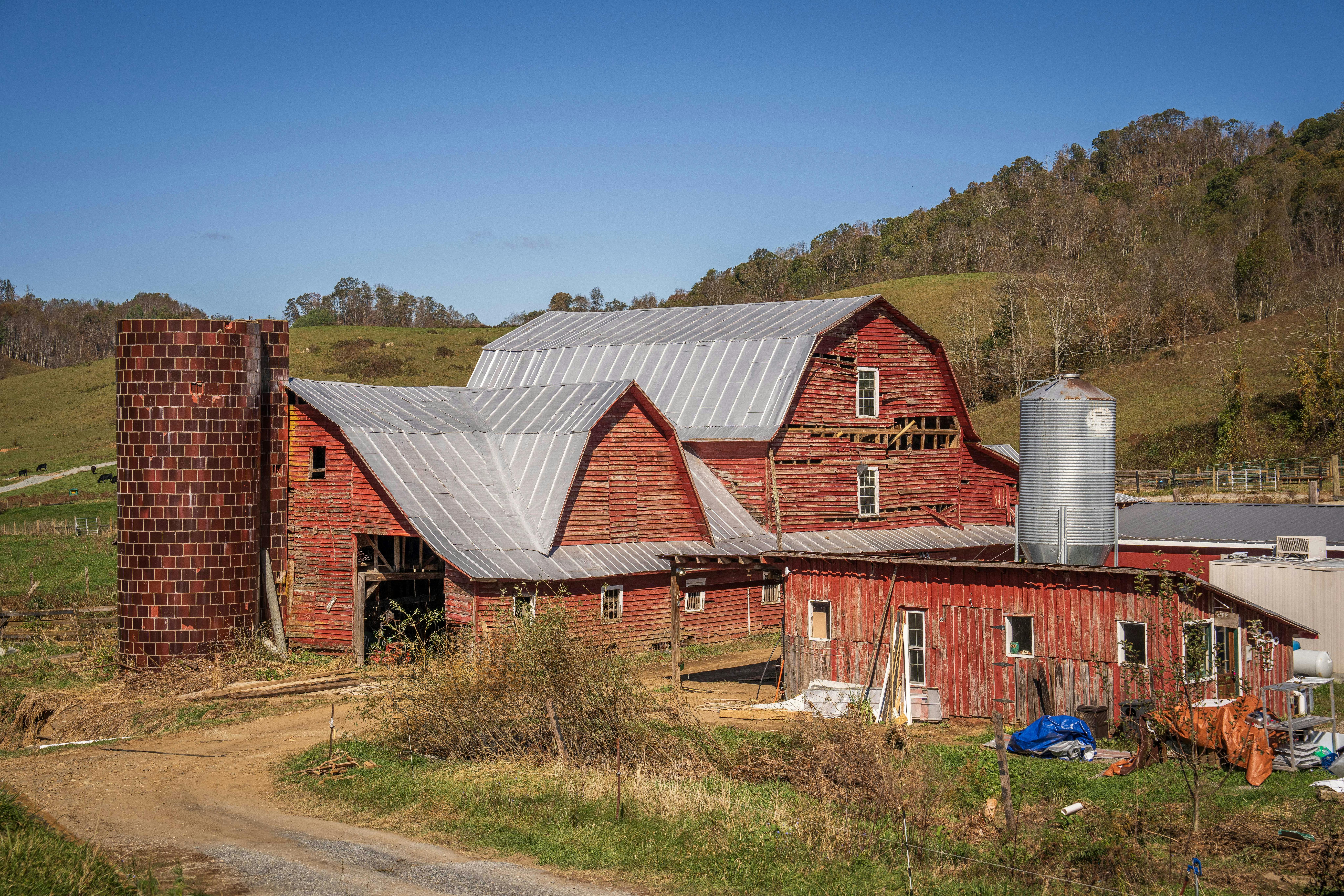 Rustic Red Barn in Countryside Landscape · Free Stock Photo