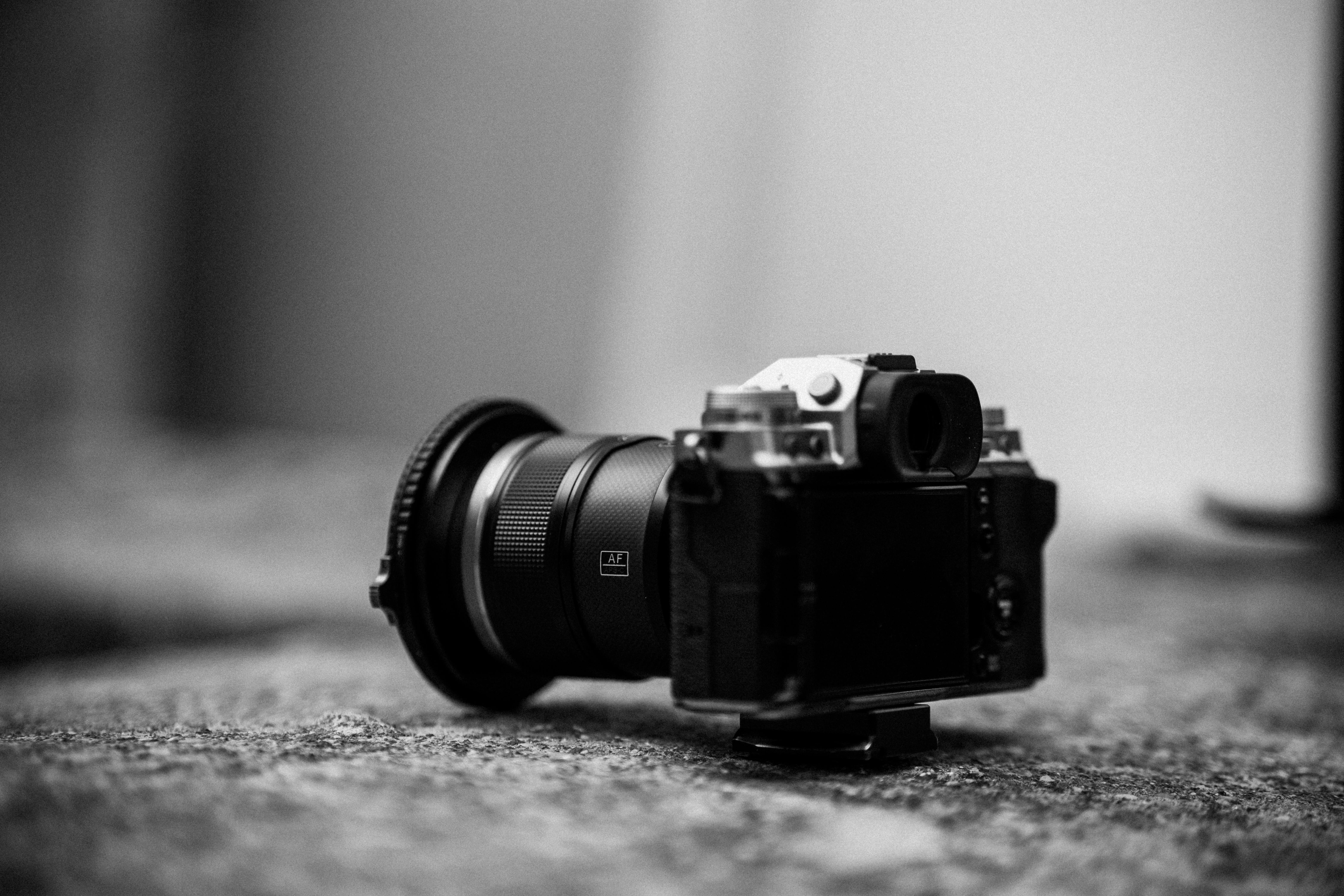 Black and White DSLR Camera Close-Up · Free Stock Photo