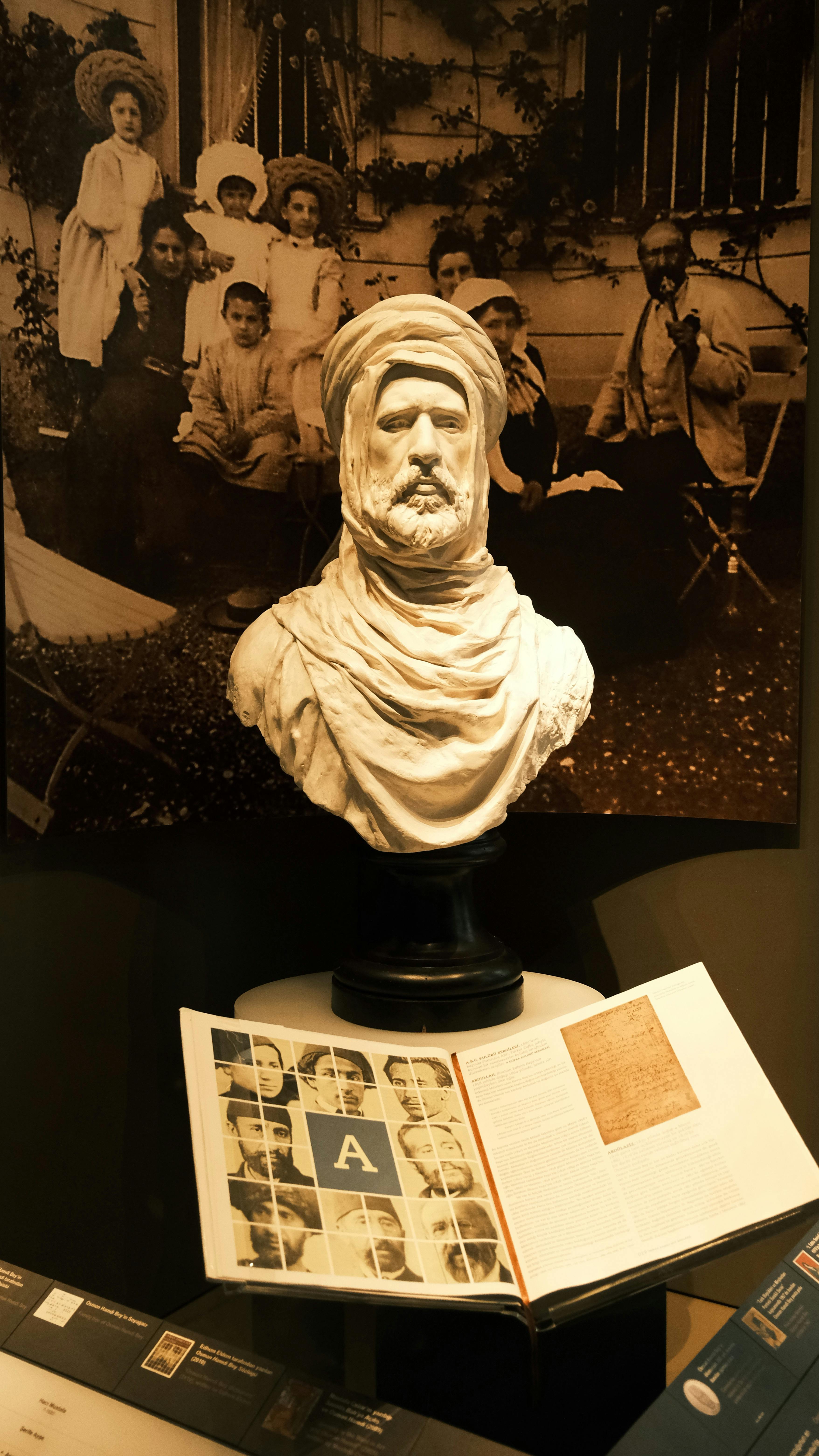 Pameran Patung Dada Bersejarah Dengan Buku Terbuka Dan Foto · Foto Stok ...