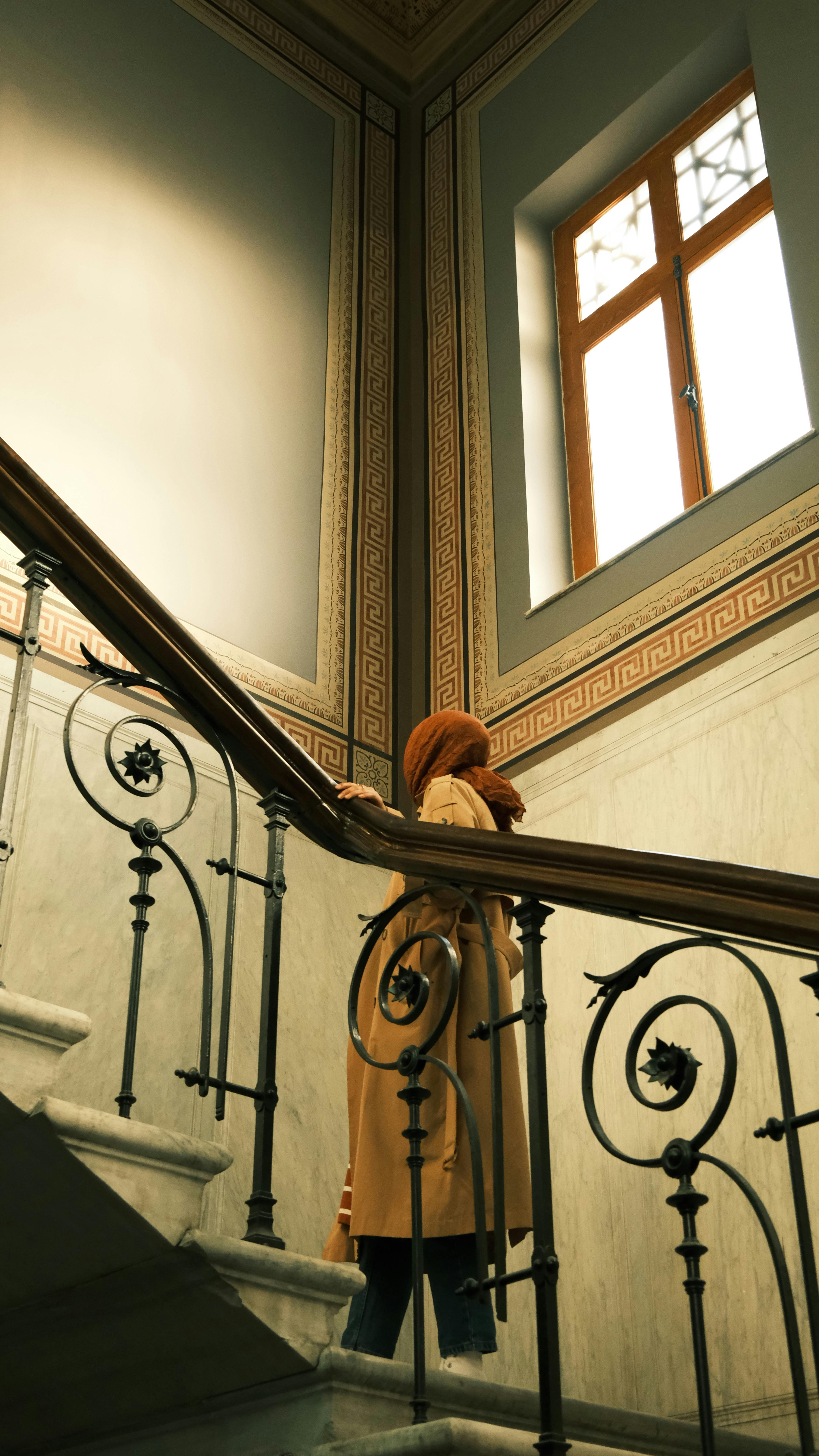 Elegant Interior with Classical Staircase Design · Free Stock Photo