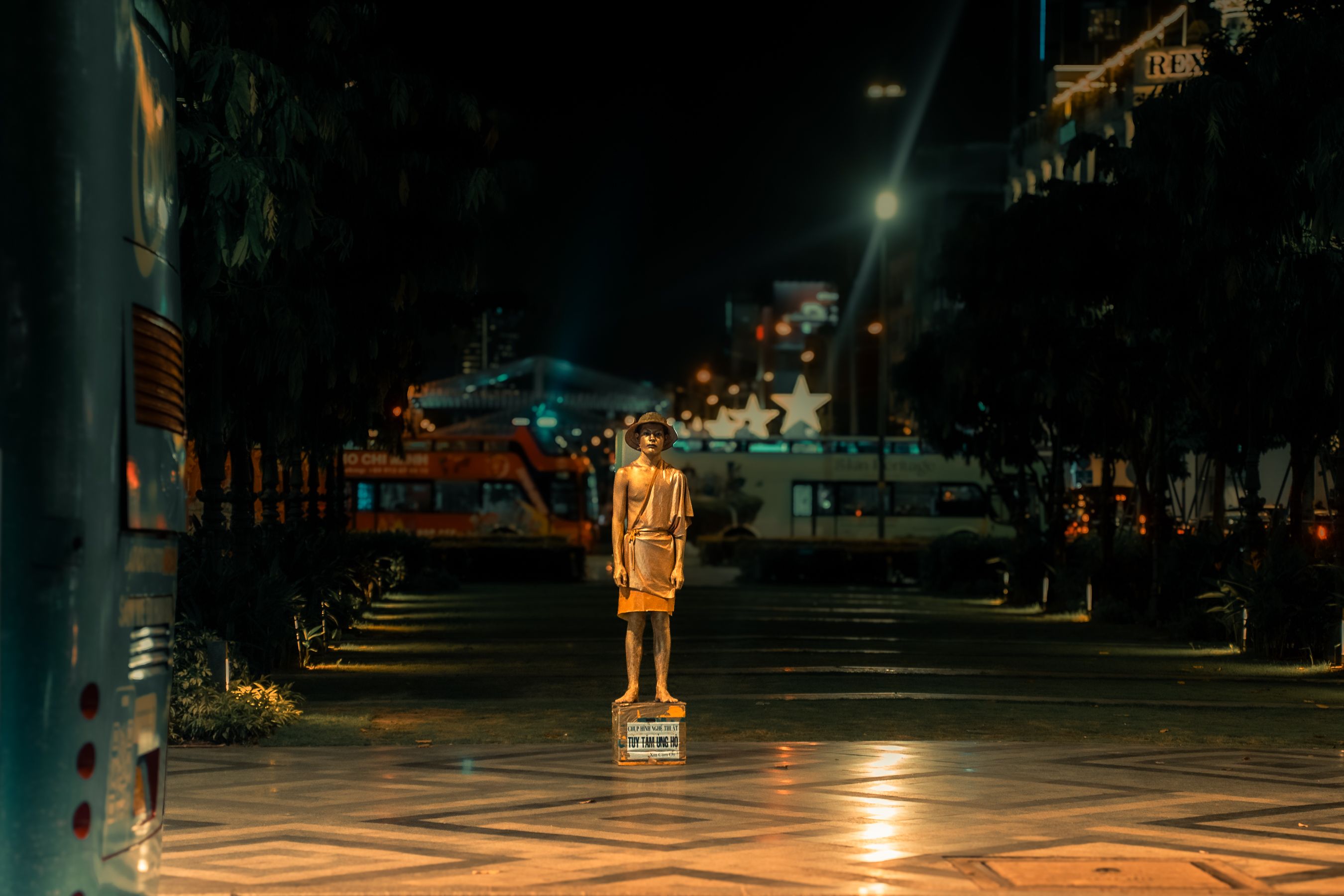 Night Street Performer Standing Still in City · Free Stock Photo