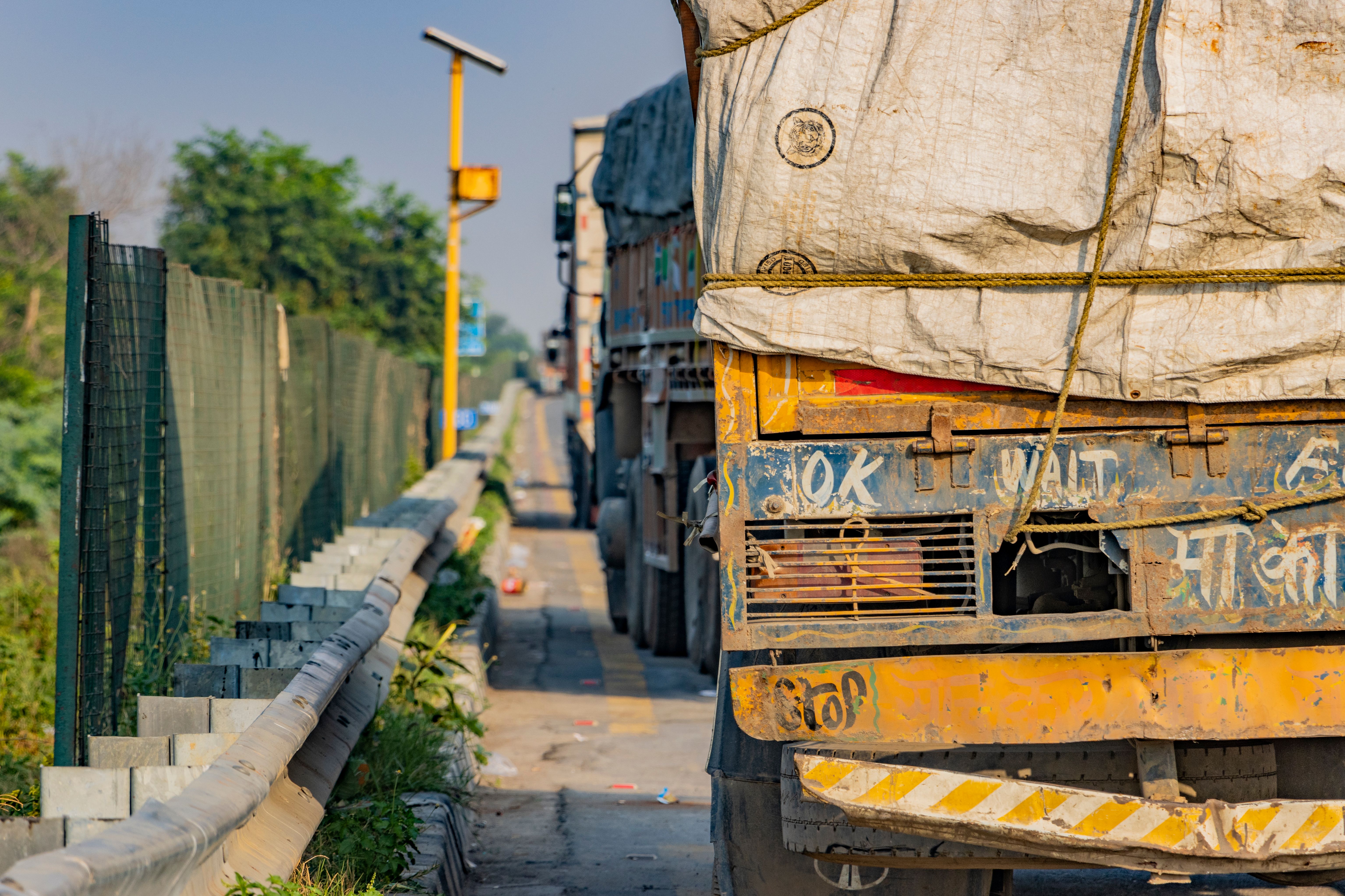Camión Indio Colorido En La Autopista Deeg · Foto de stock gratuita
